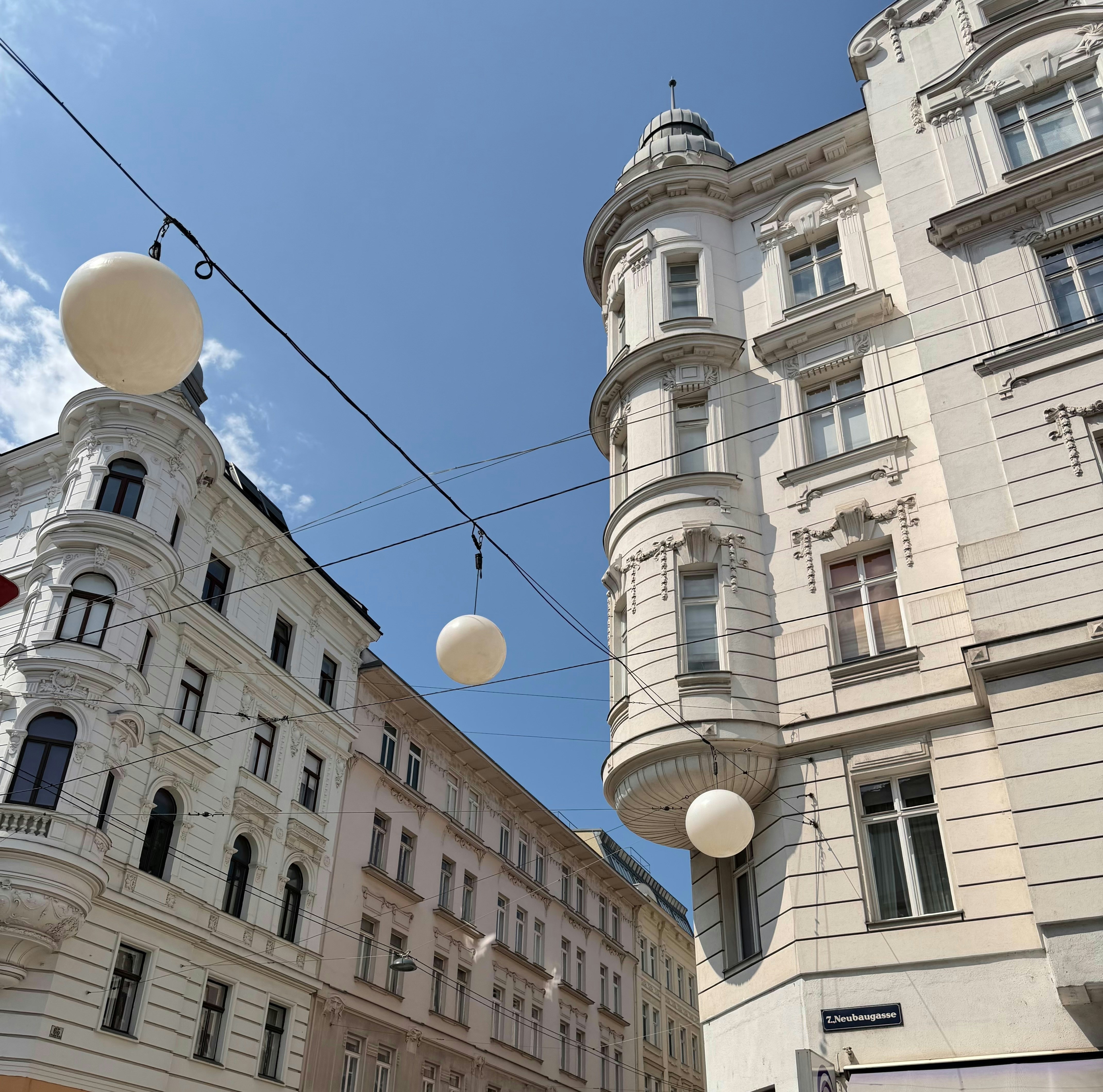 Overflowing Sky: Street Orbs and Curved Facades