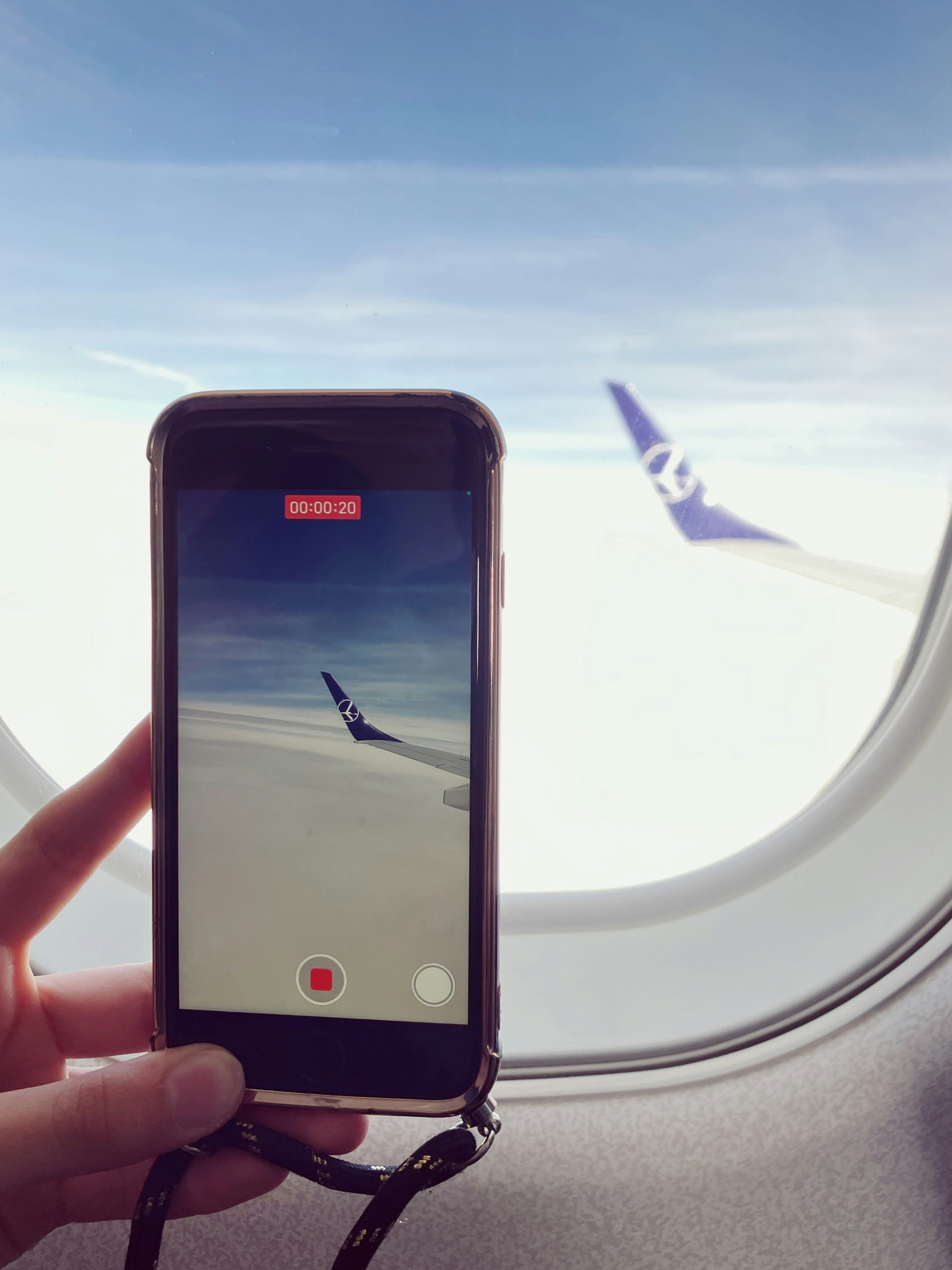 Phone Screen as Portal: Recording a Wingtip Moment from Window Seat