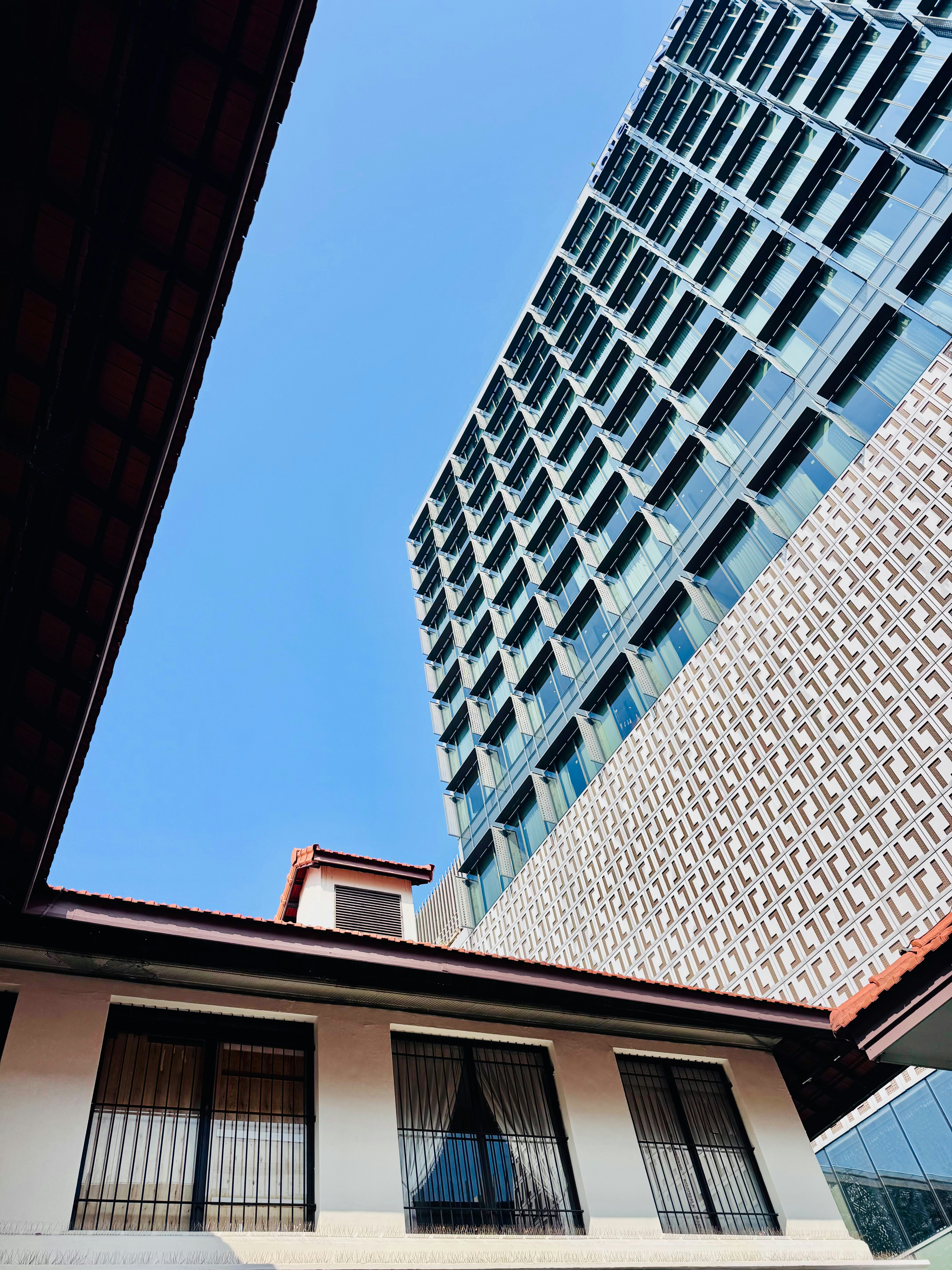 Urban Geometry: Concrete Facades Converging under Open Sky