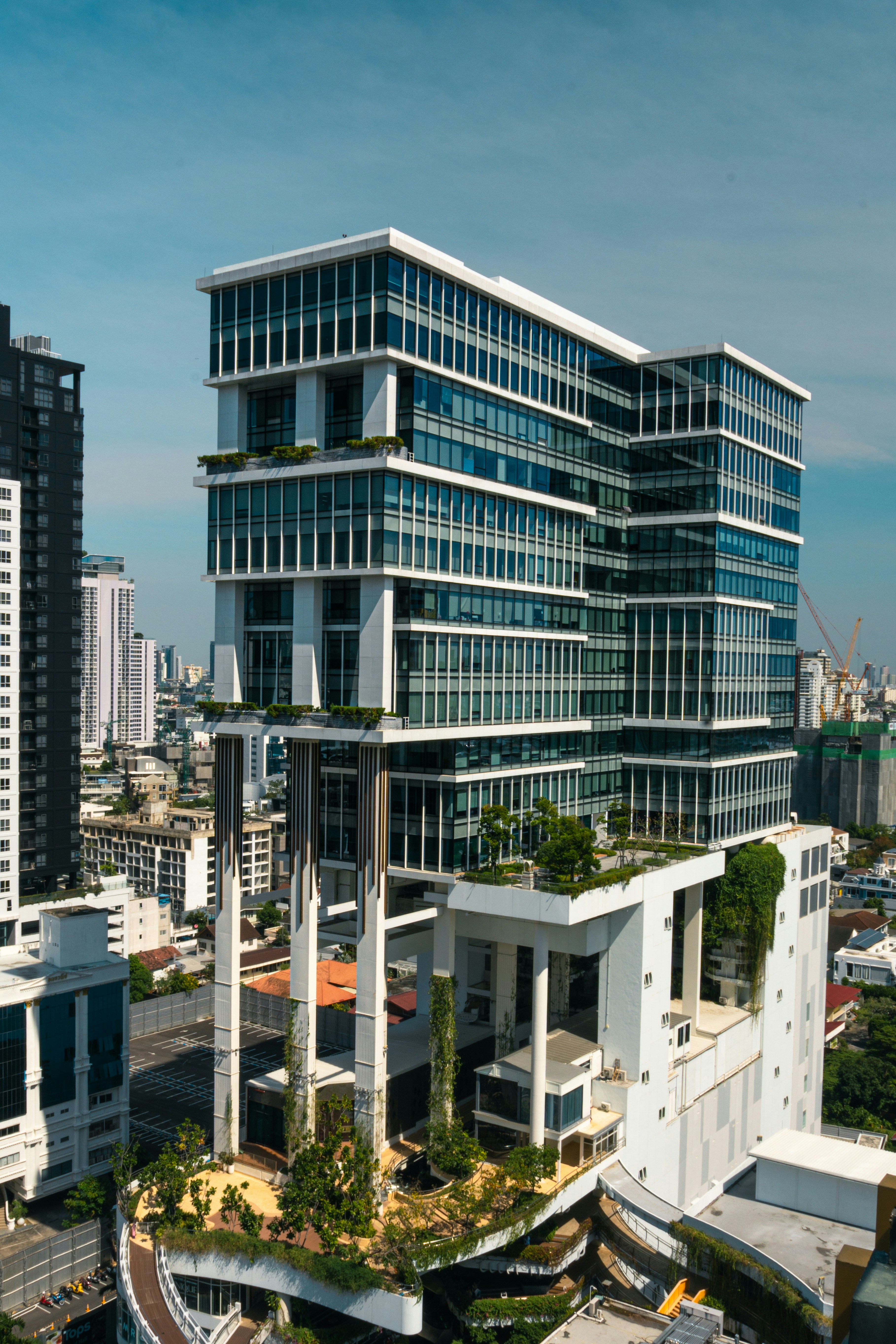 Skyward Inversion: A Towering, Tiered Oasis Above the Street