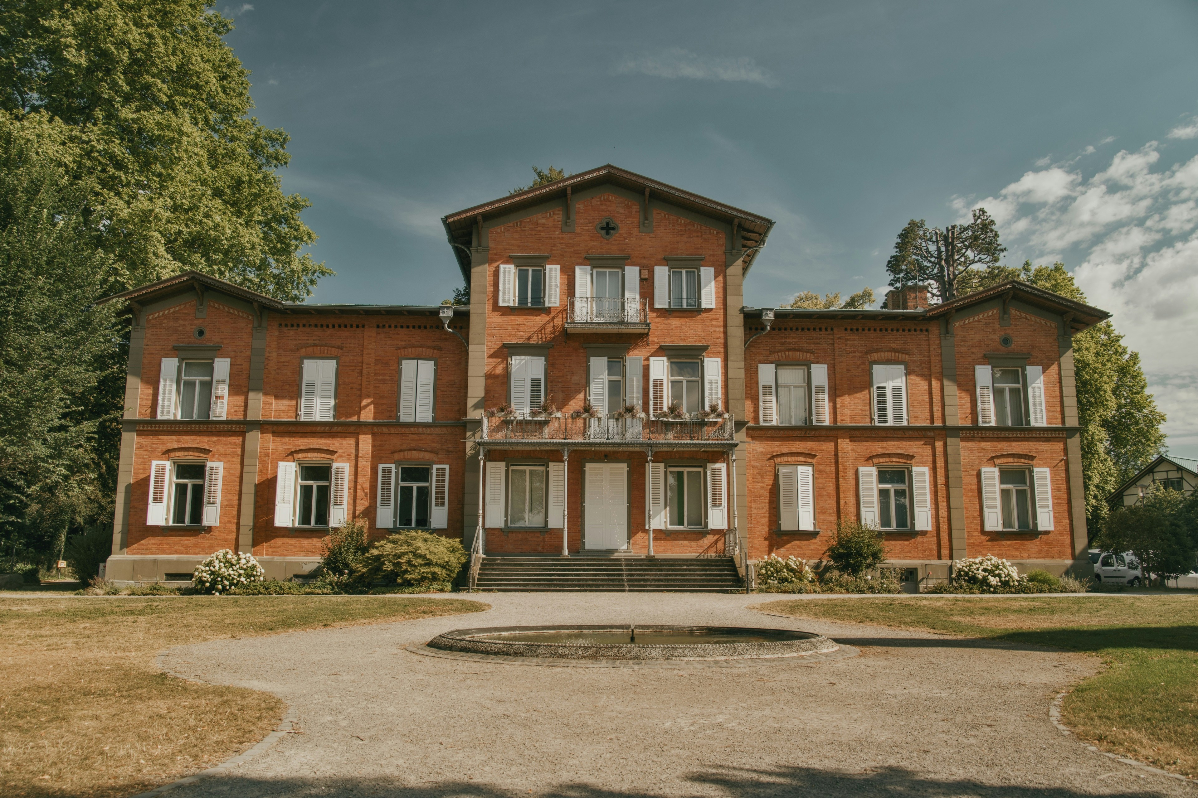 Symmetrical Manor: A Brick Facade Backed by Green Silence