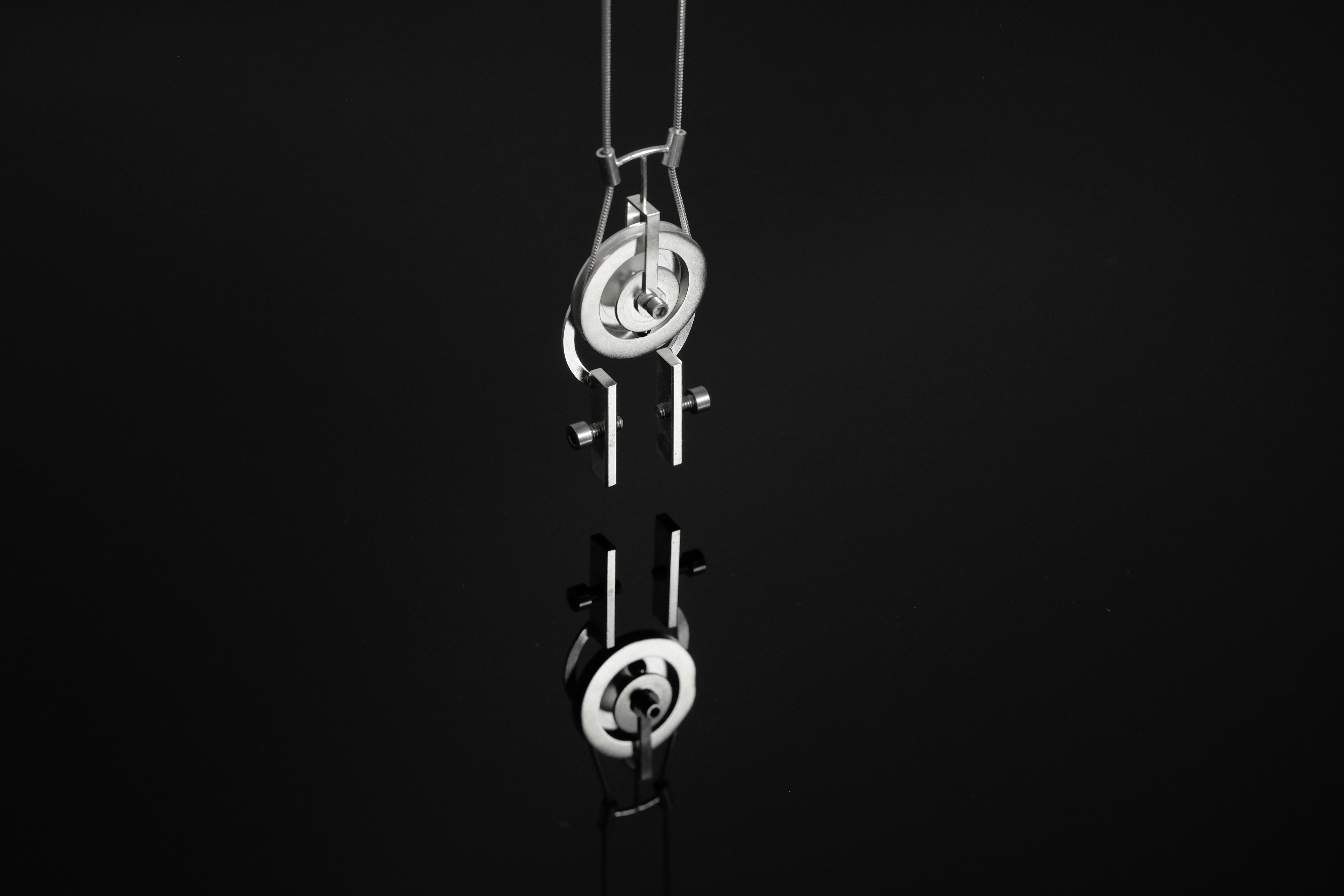 Minimalist Headphone Anatomy in Mono Light