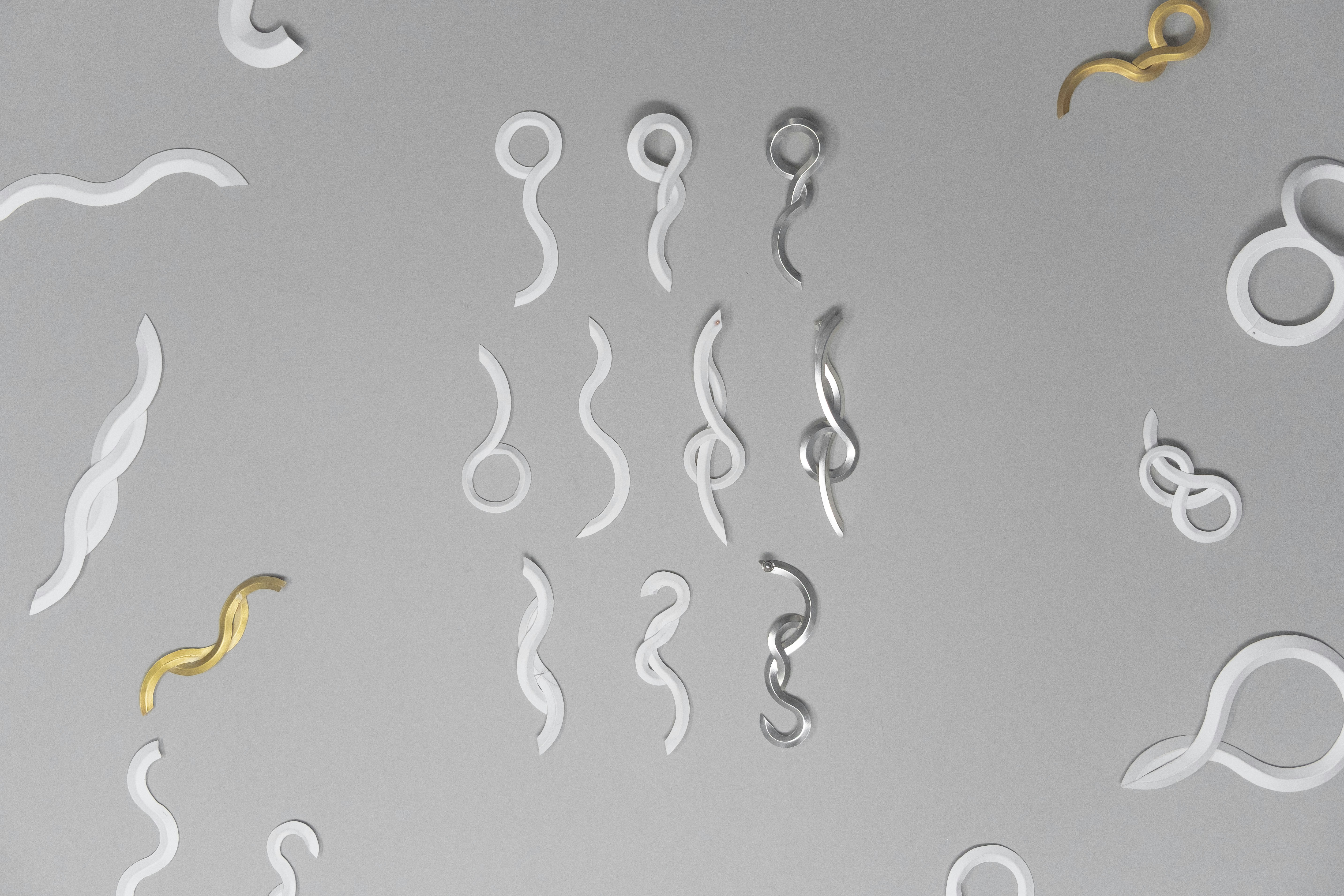 Confetti Fragments in a Soft Gradient