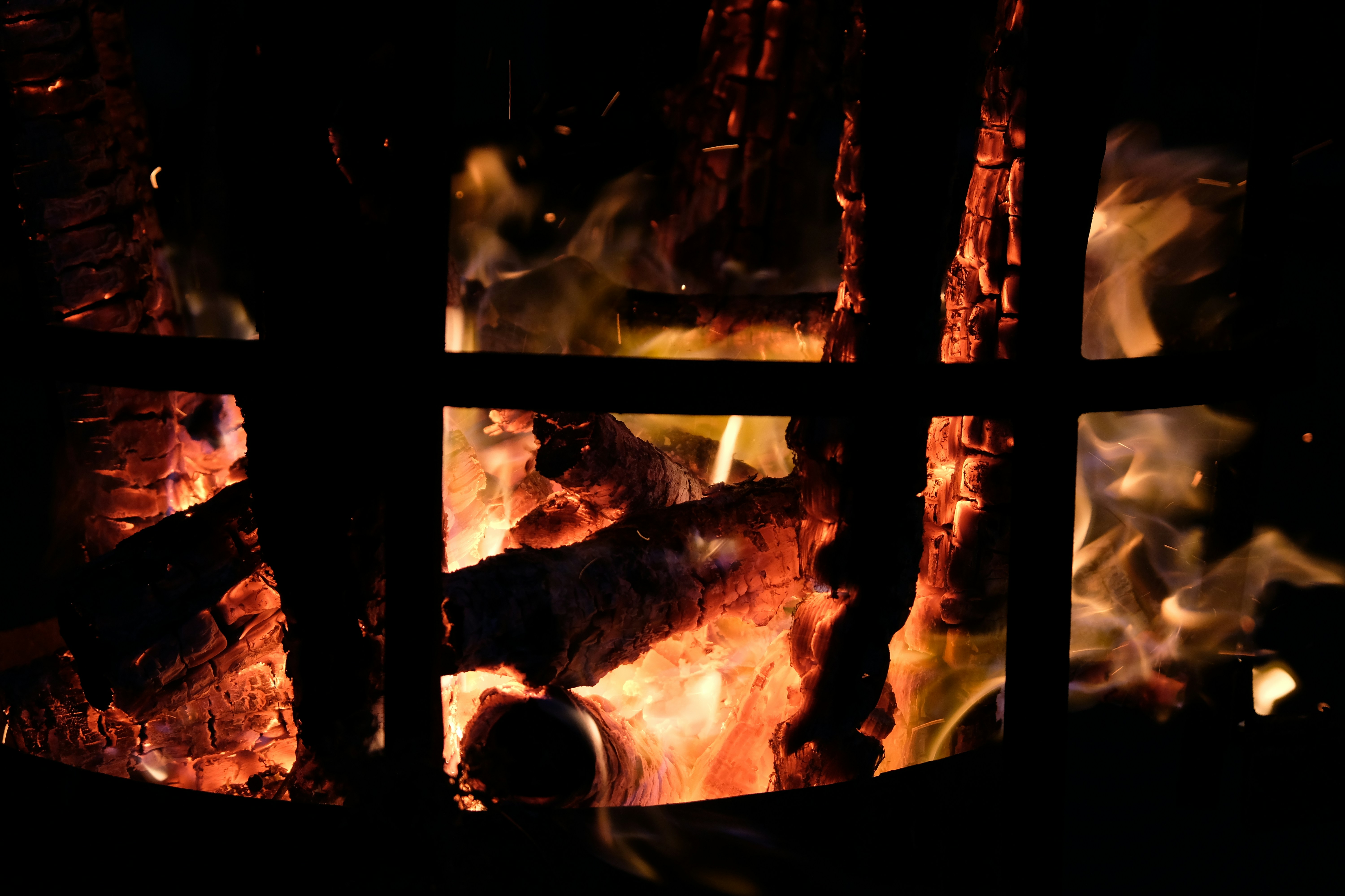 Coals in Frame: A Quiet Fireplace Pulse