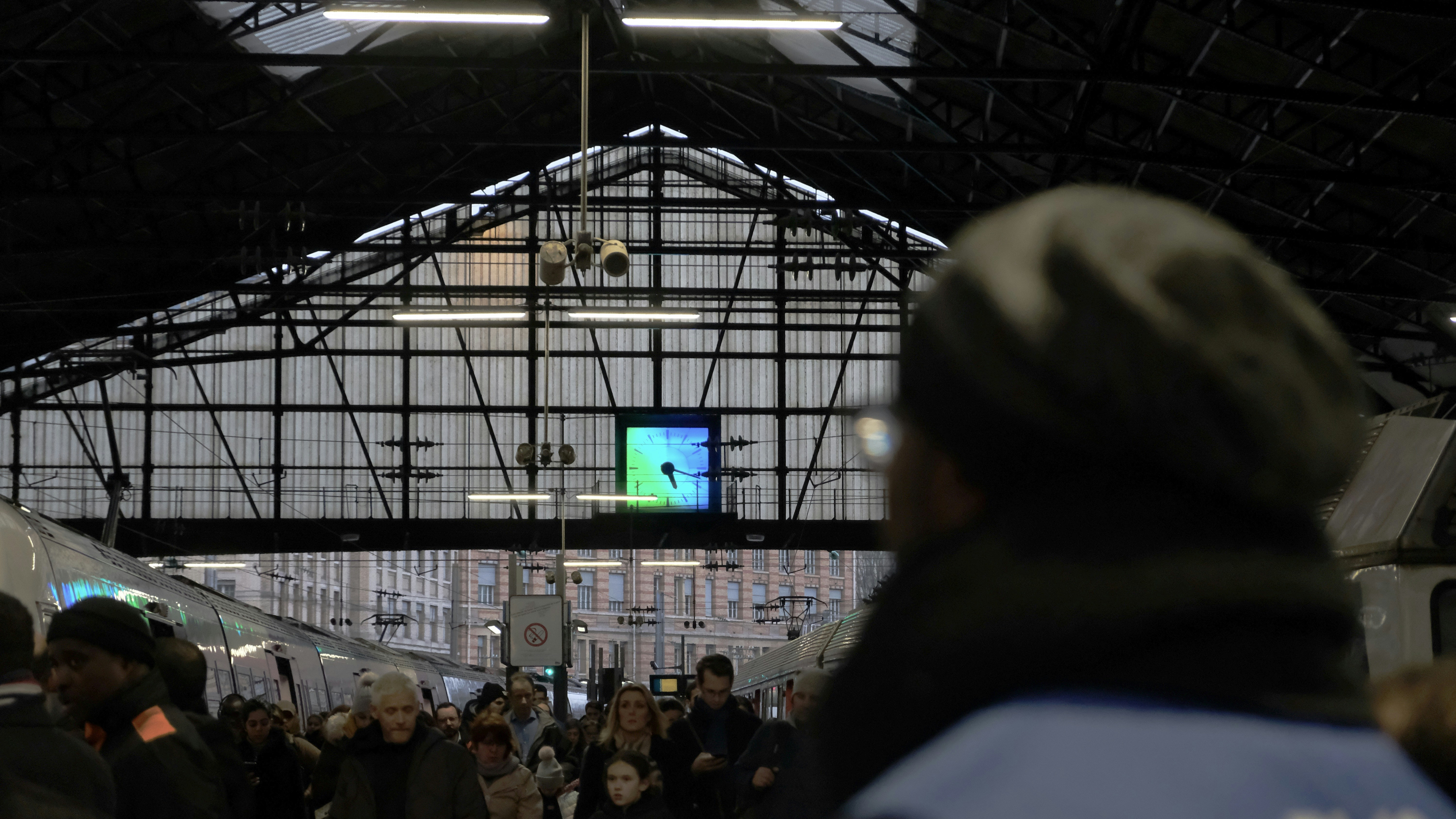 Crowded Terminal Echoes: A Blur of Faces and Rails