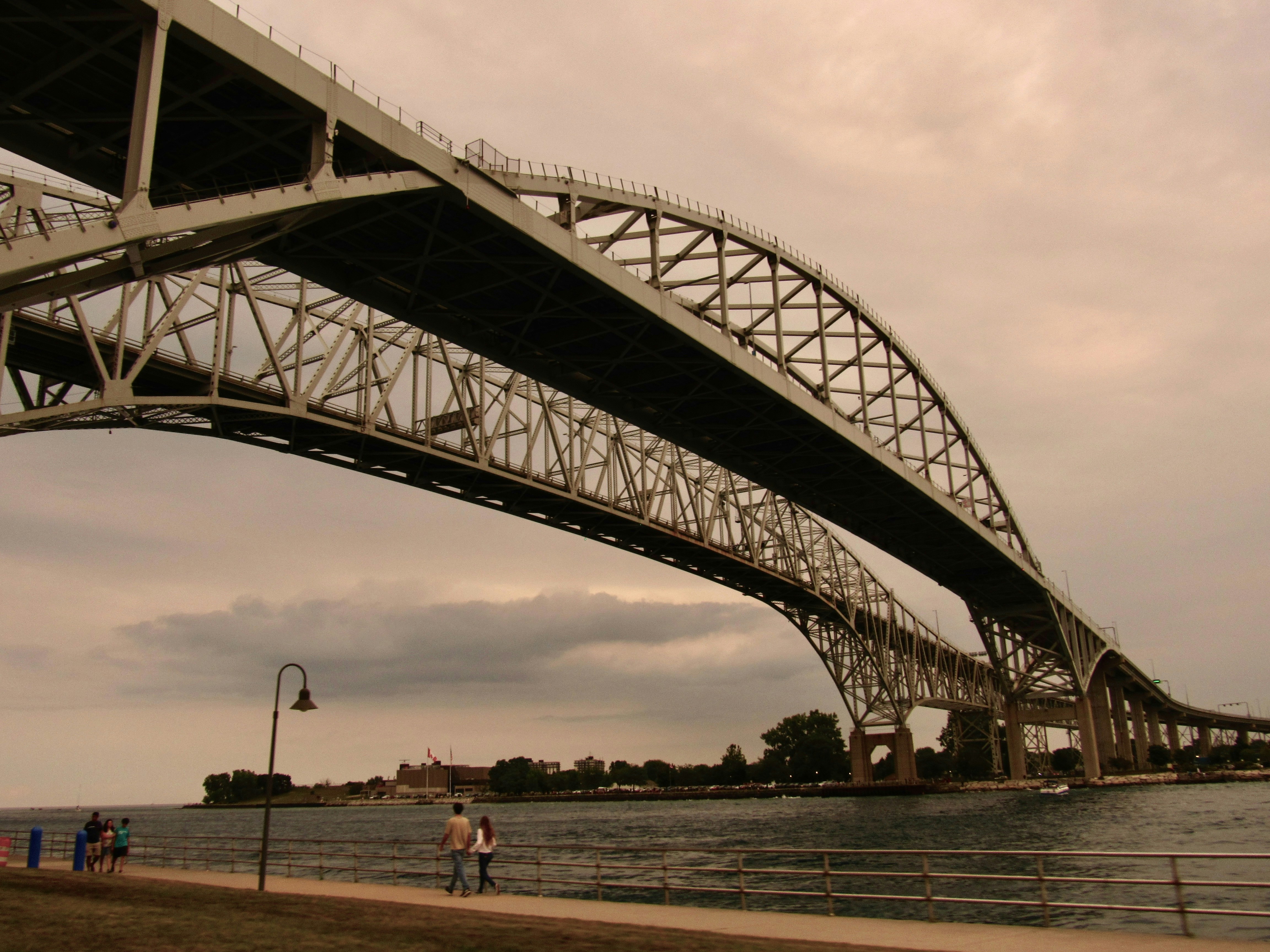 Graceful Arch: A Waterfront Moment Beneath the Arching Bridge