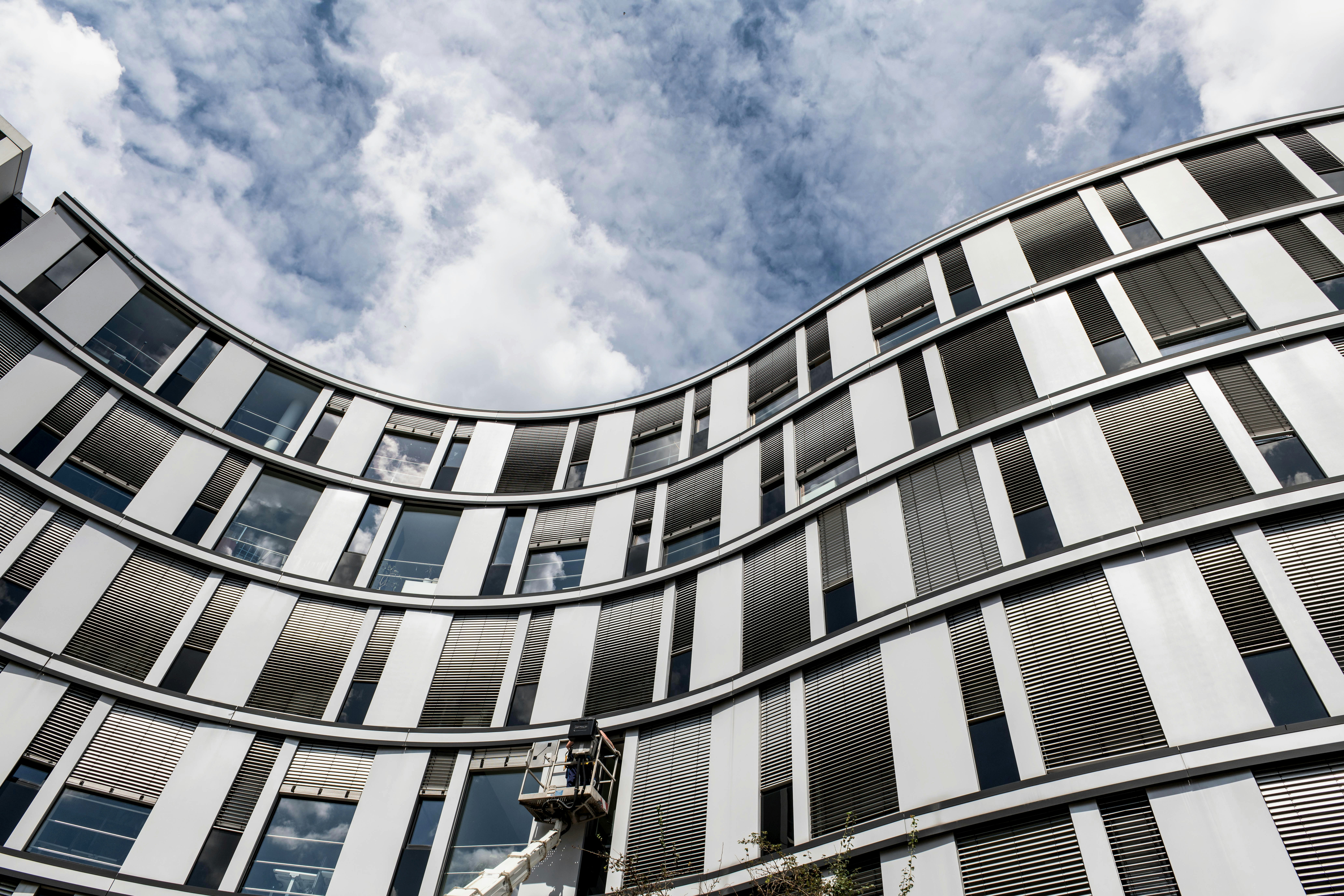 Curved Facades in Motion: A Windowed Wave