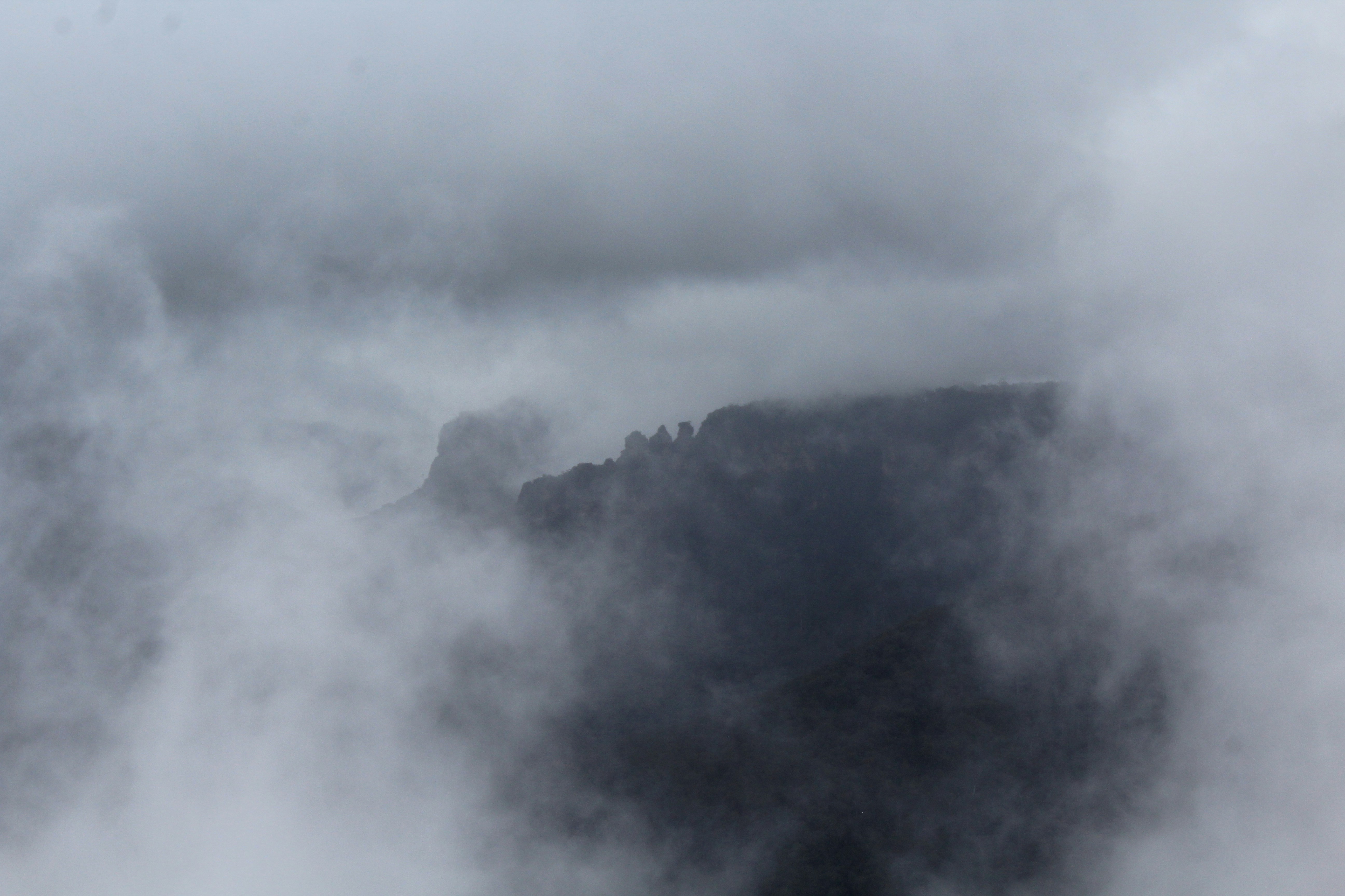 Mist-veiled Cliff: A Quiet Summit Surrounded by Clouds