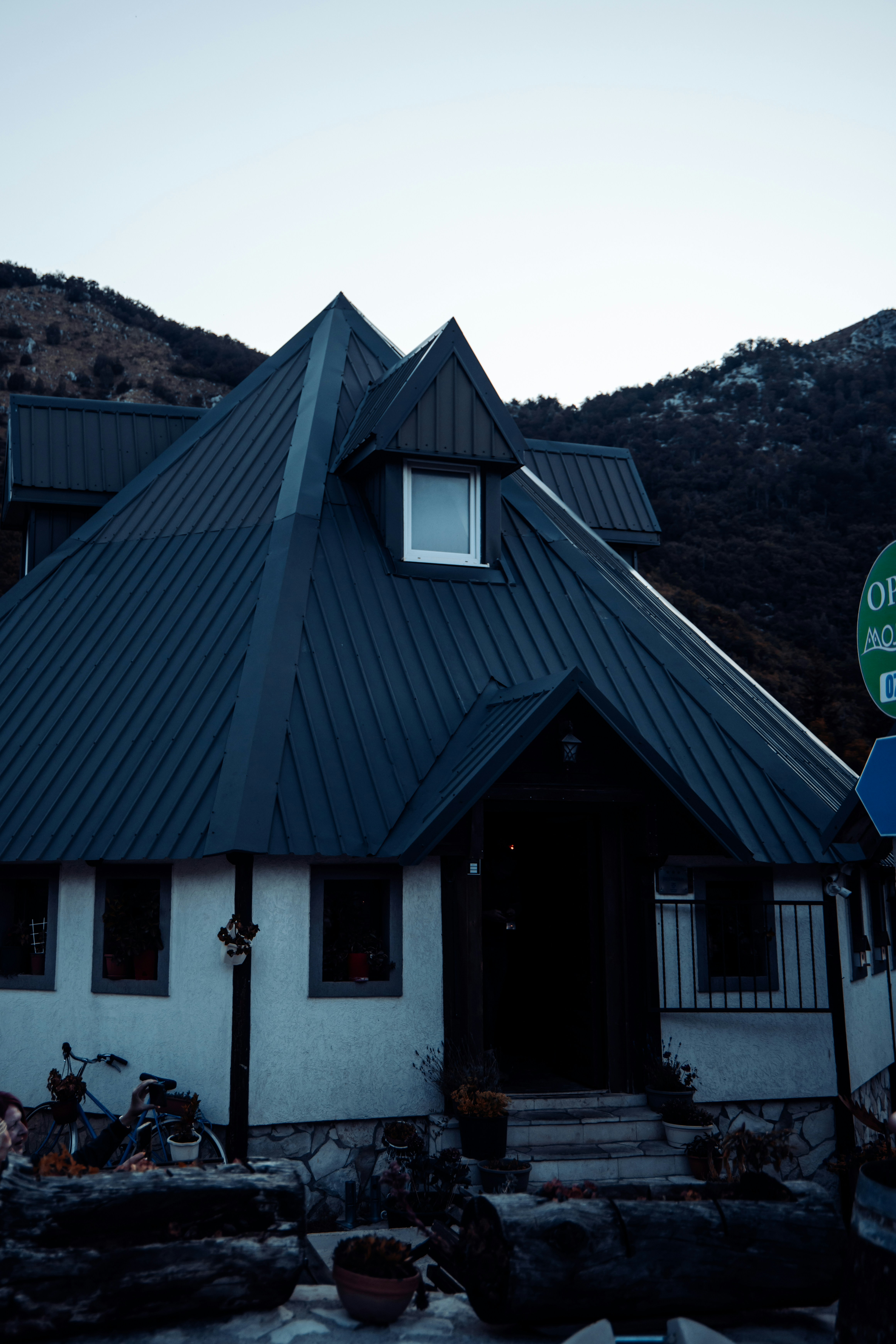 Aea Rooflines: A Cozy Lodge Under Mountain Echoes