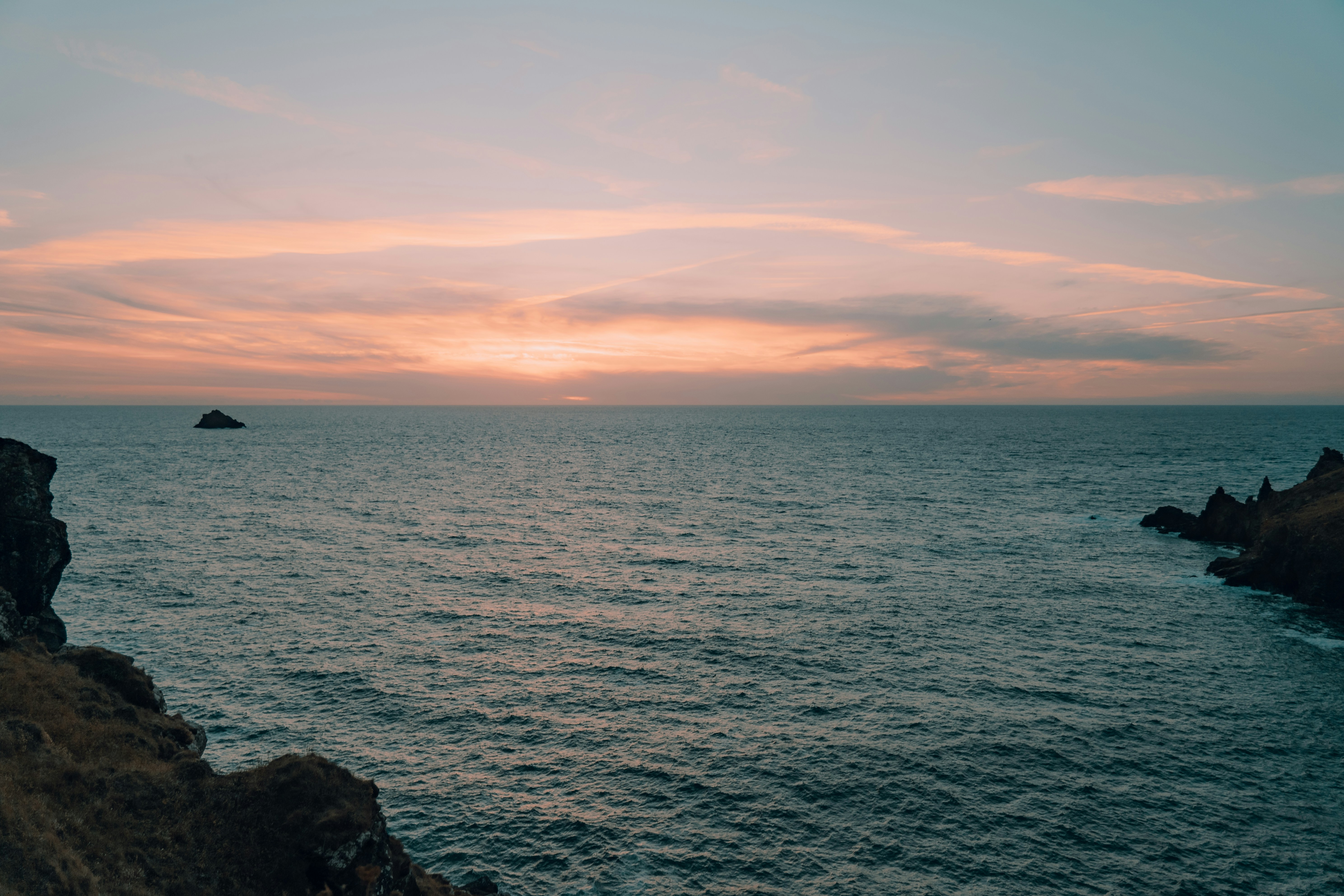 Horizon at Dusk Over Quiet Cliffs