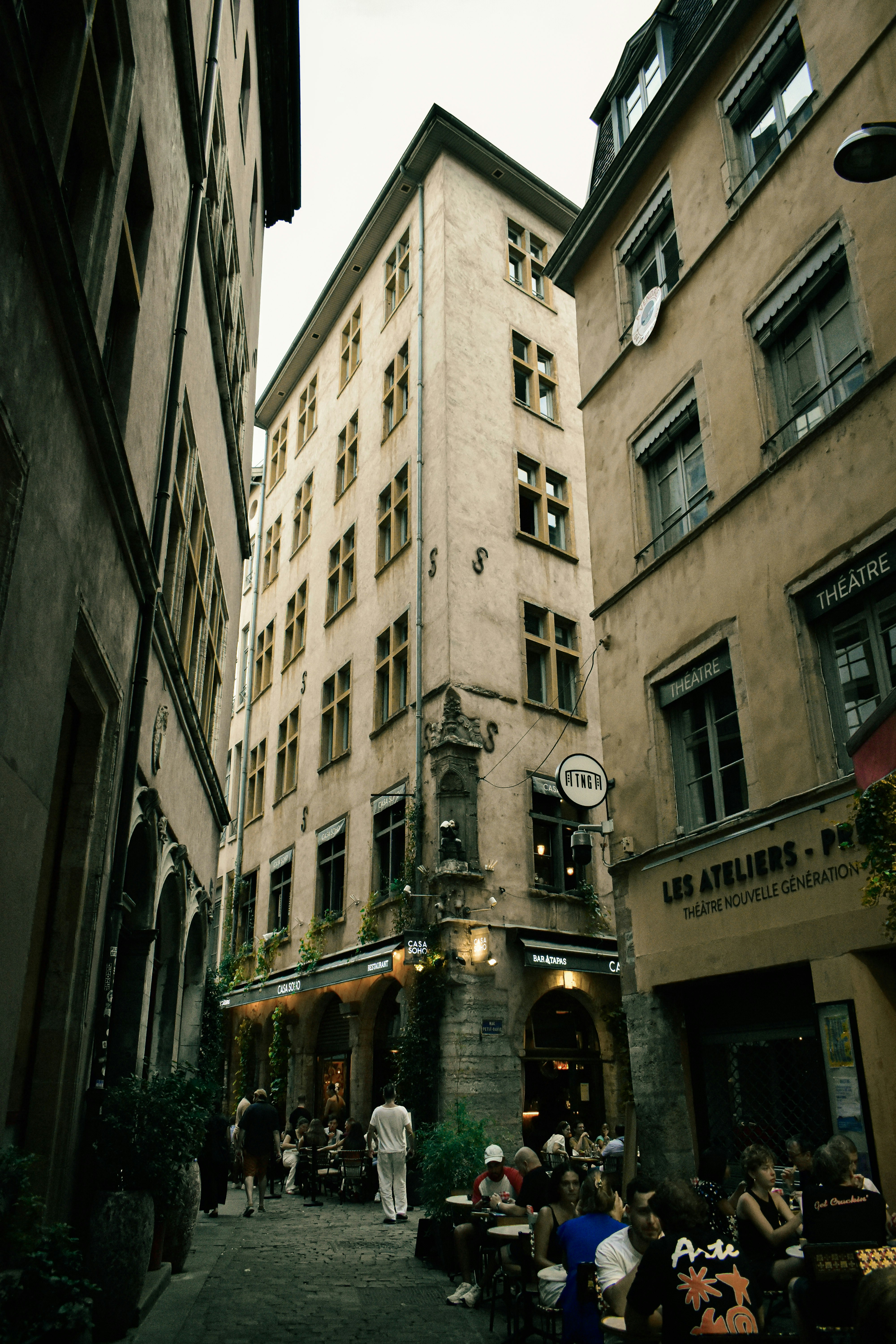 Cobbled Alley Café: A Quiet Pulse Between Historic Facades