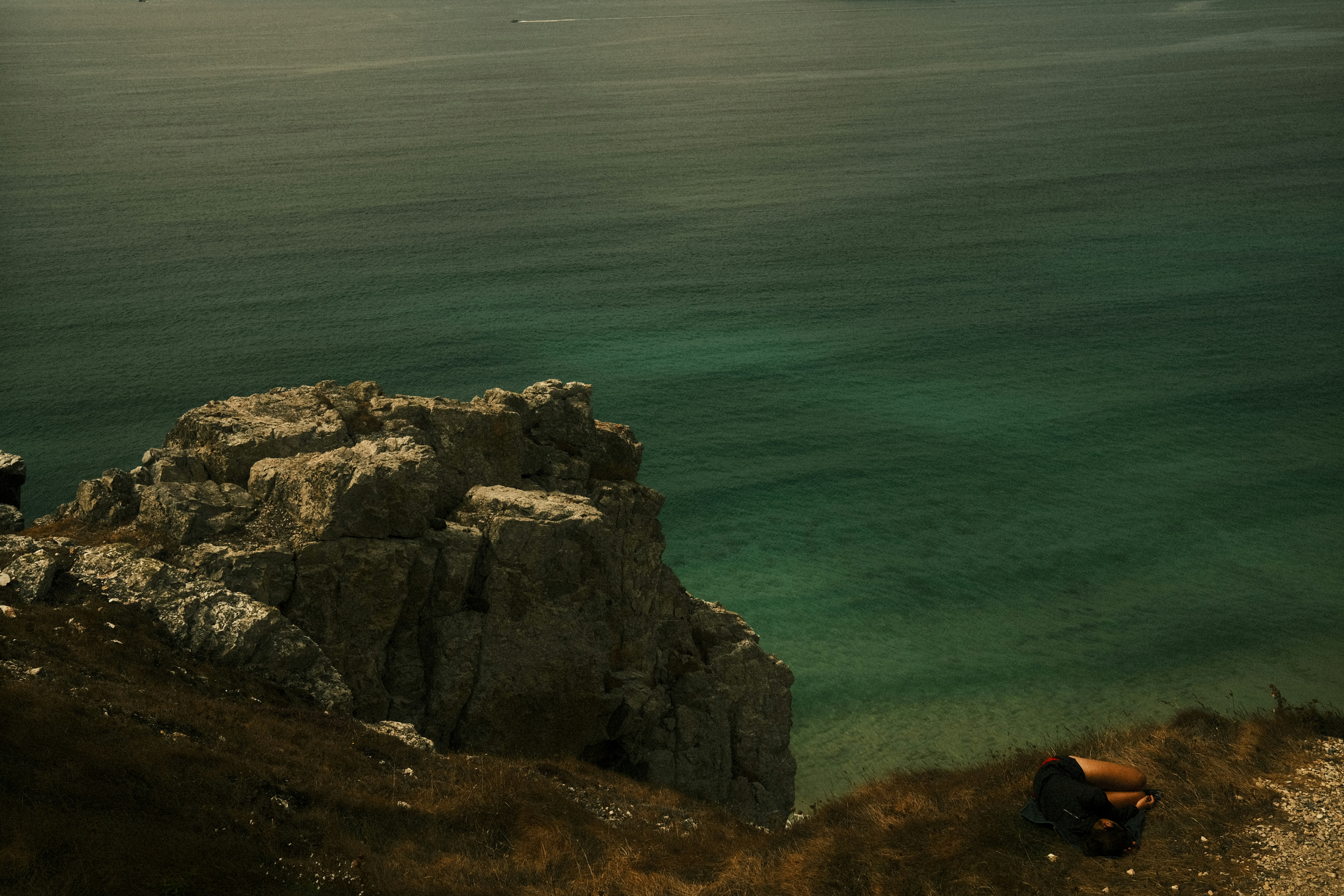 Green Sea Cliff: Quiet Edge by the Turquoise Shore