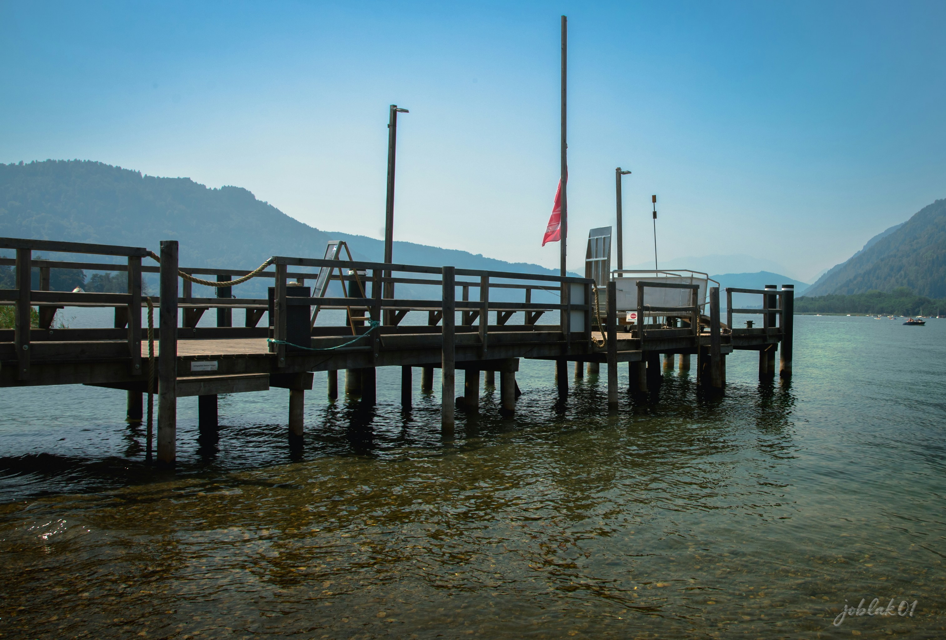 Pier at Lake Verdurin: Quiet Promenade into the Mountains