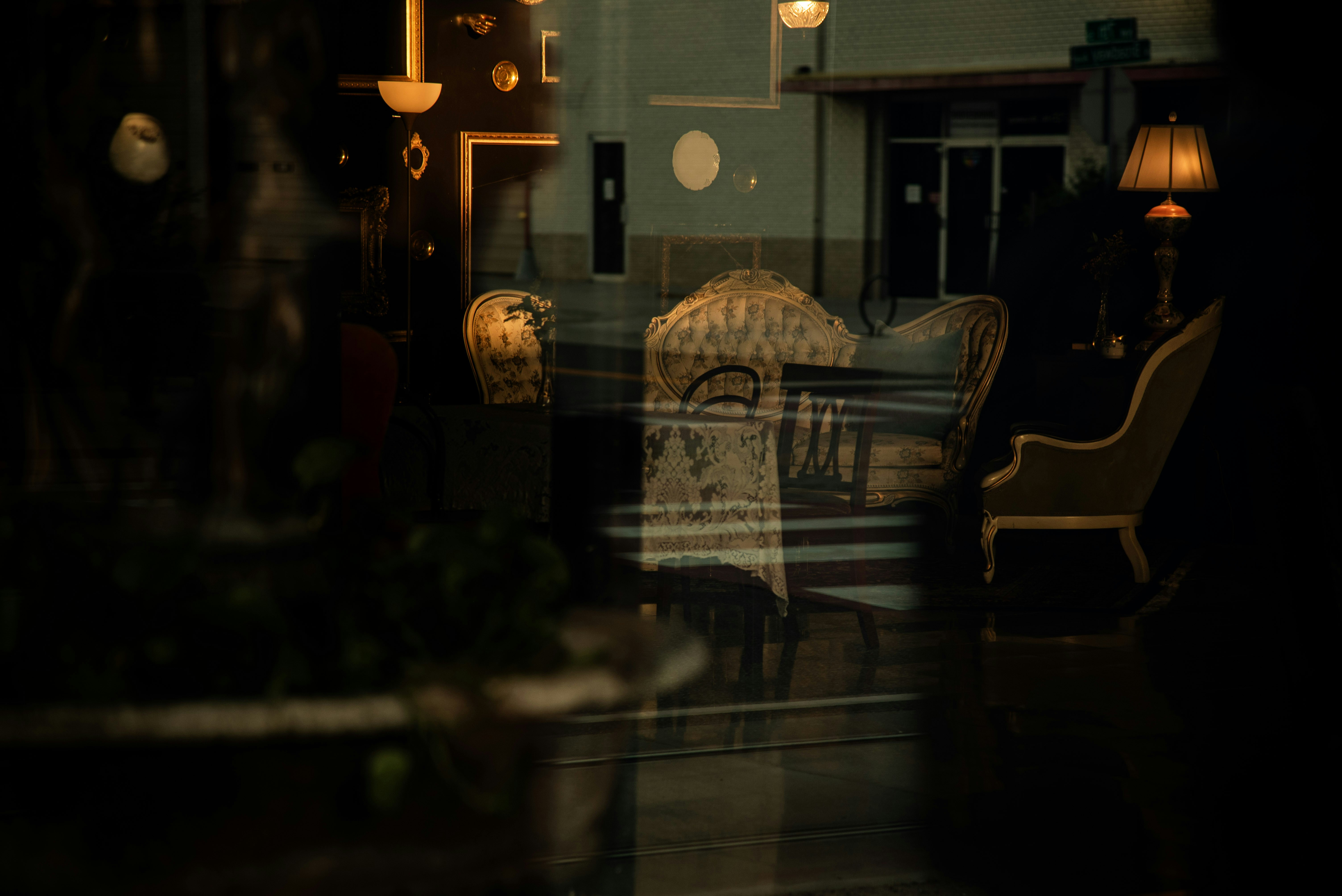 Ambient Interior Reflections: A Quiet Café Scene Through Glass