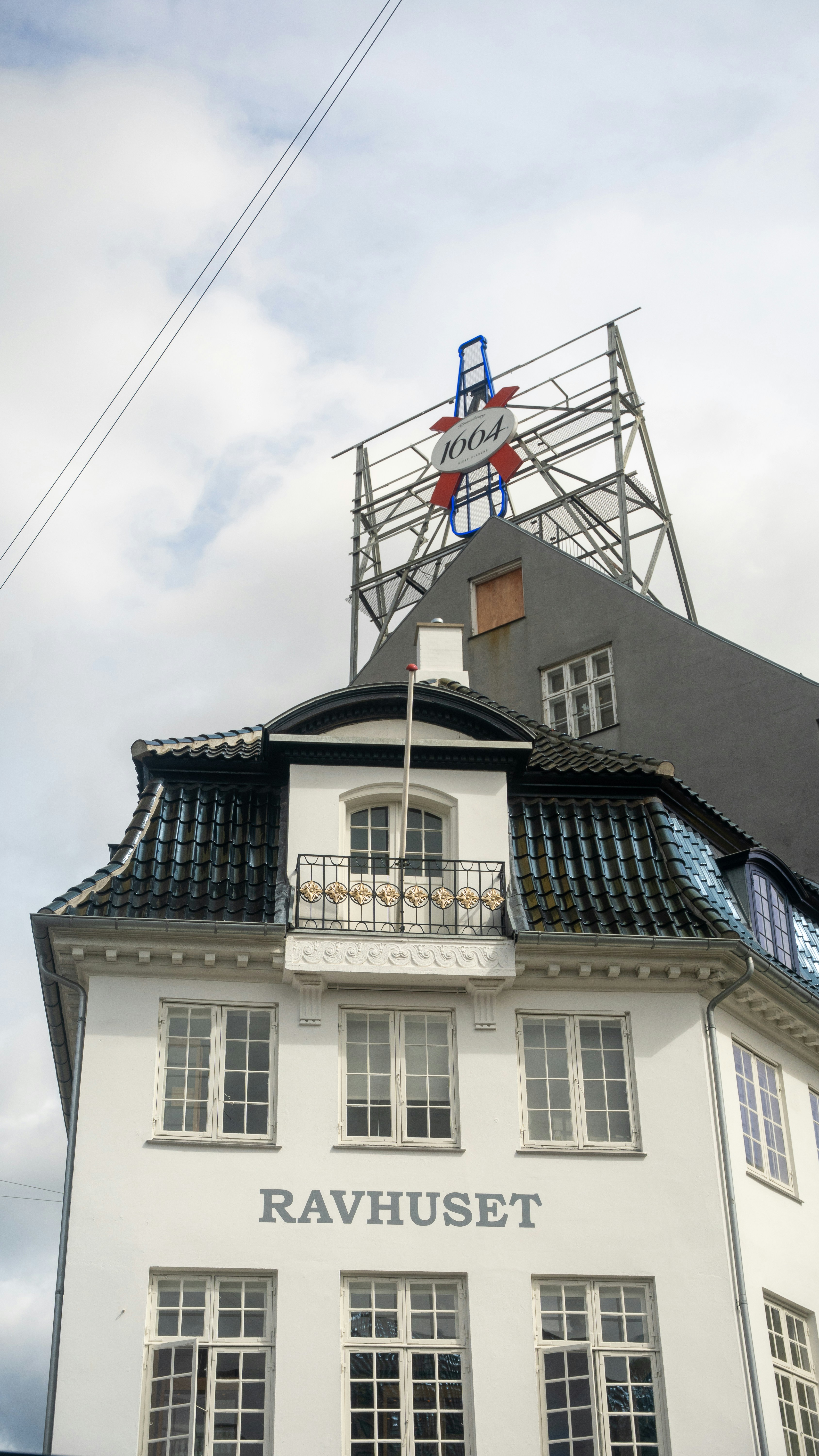 Ravhusets Corner: A Quiet Facade Under a Sky of Tiles