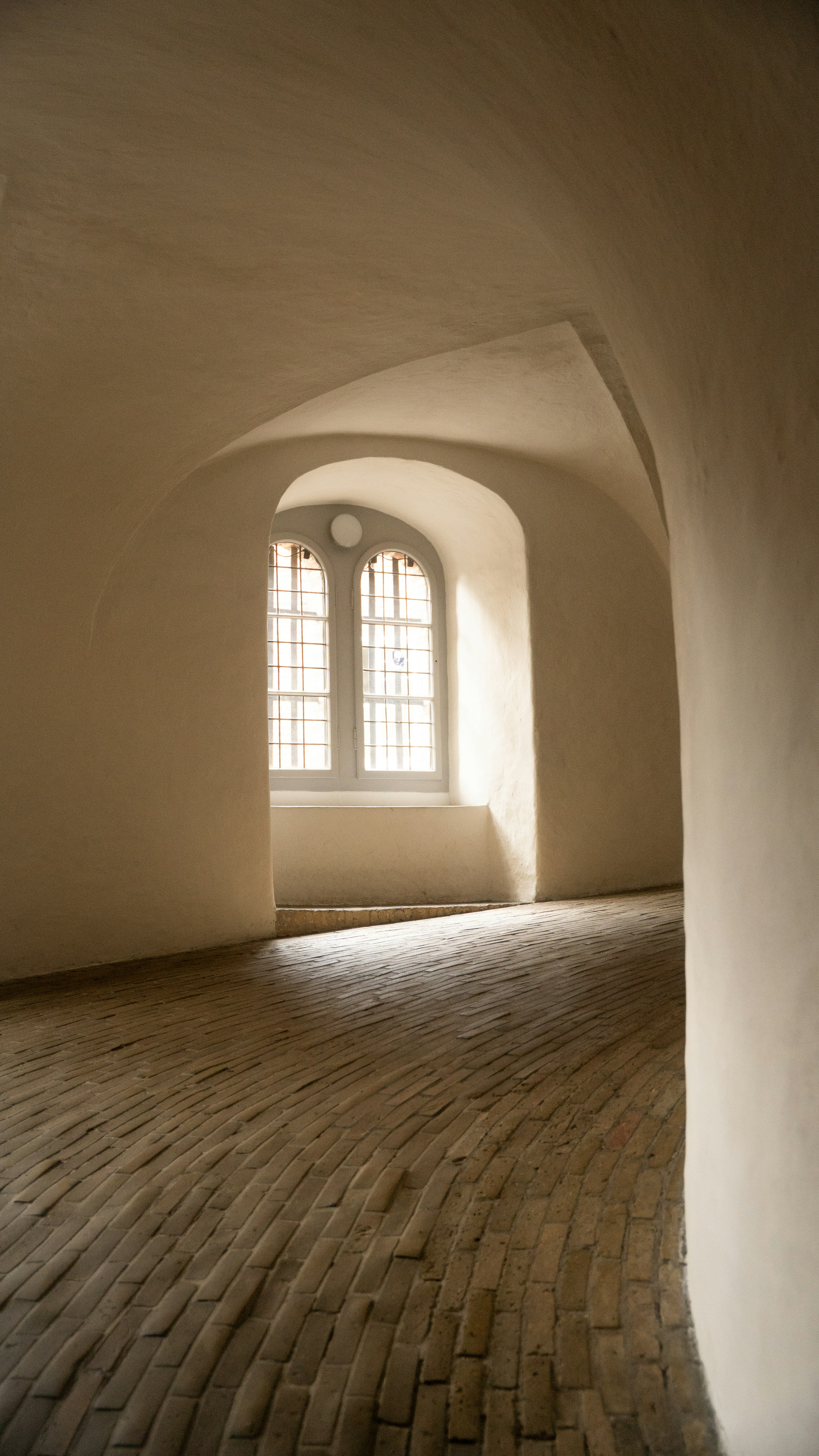 Archway to Light: A Hidden Chapel in Brick and Breathable Light