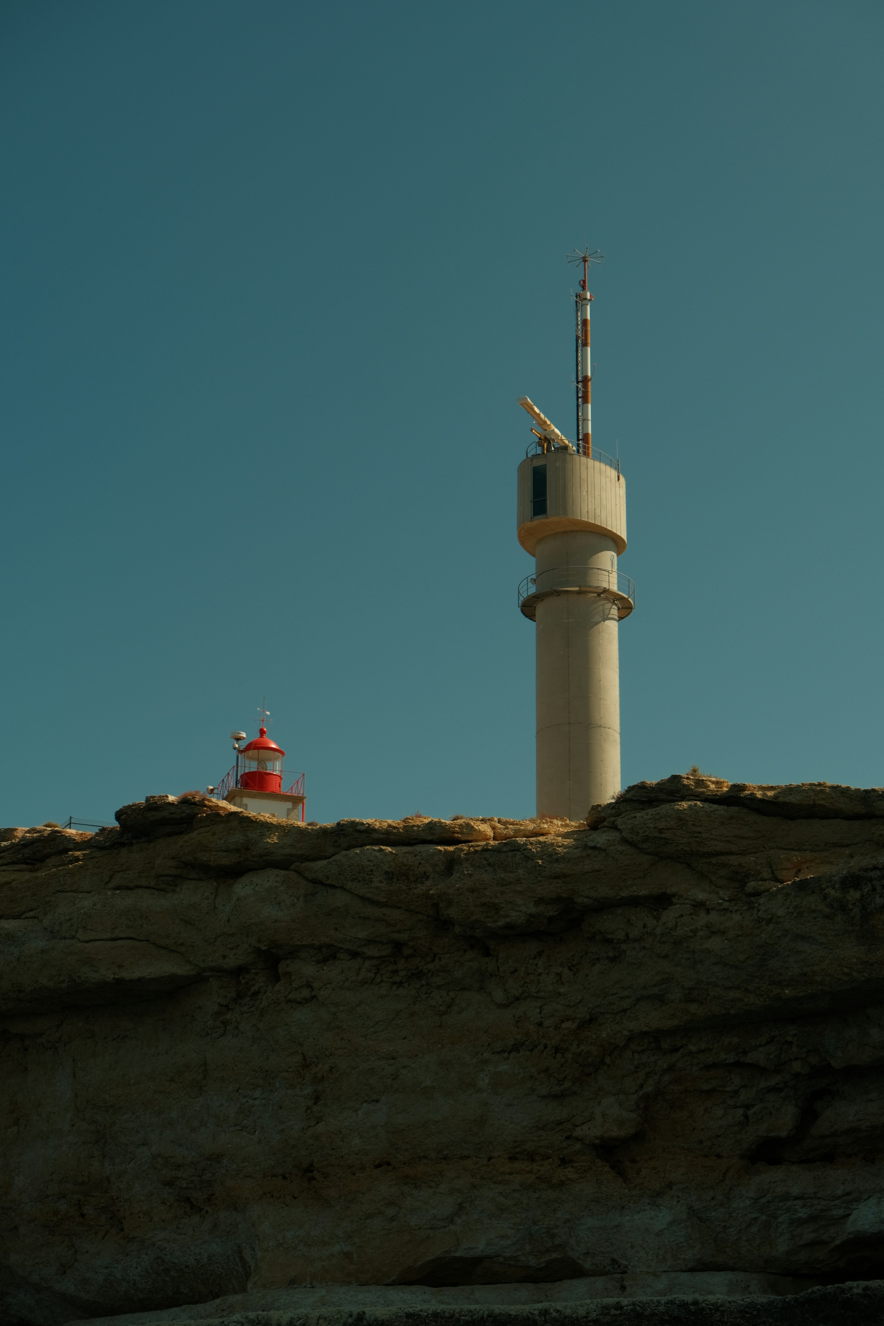 Beacon on the Cliff: A Concrete Tower Slenderly Reaching the Sky