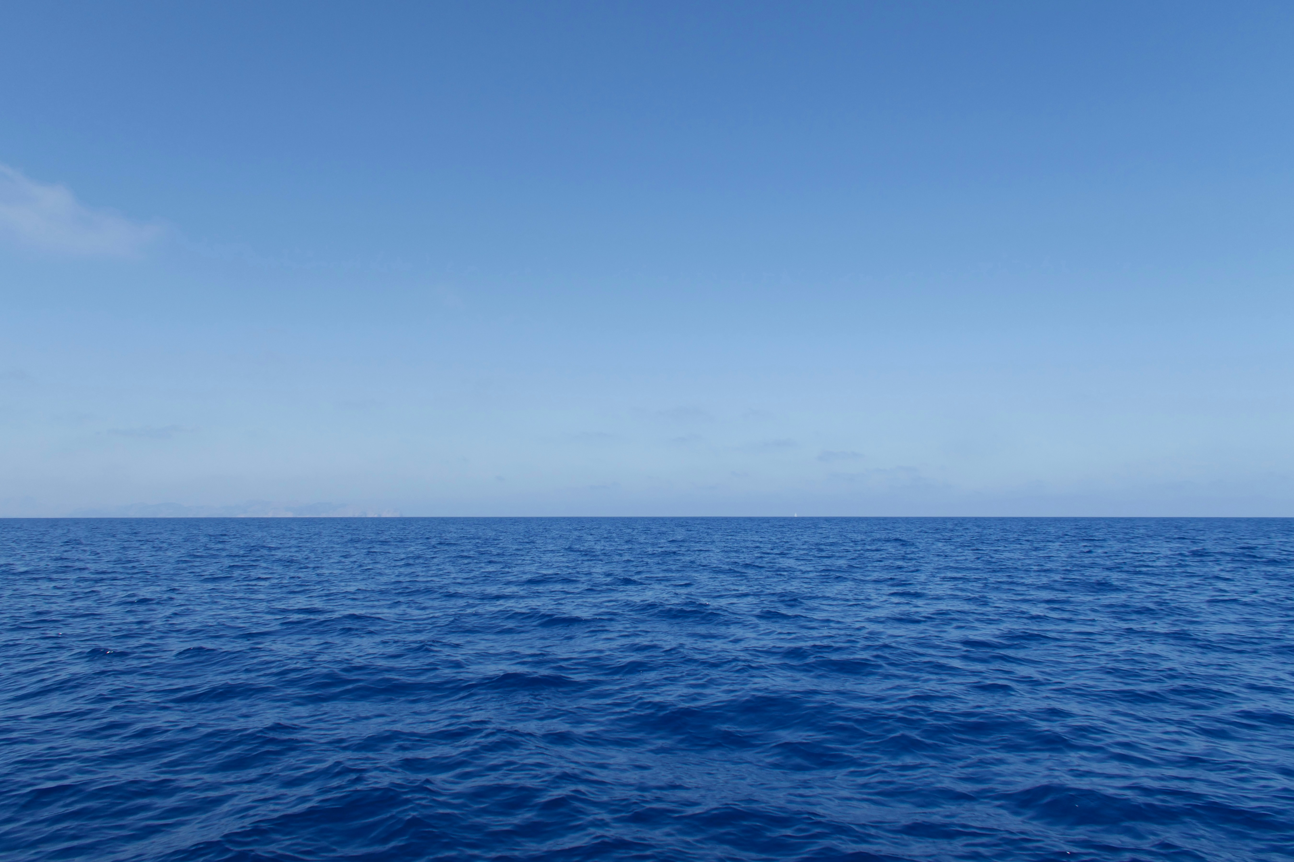 Horizon Quiet: A Calm Sea Under Clear Skies