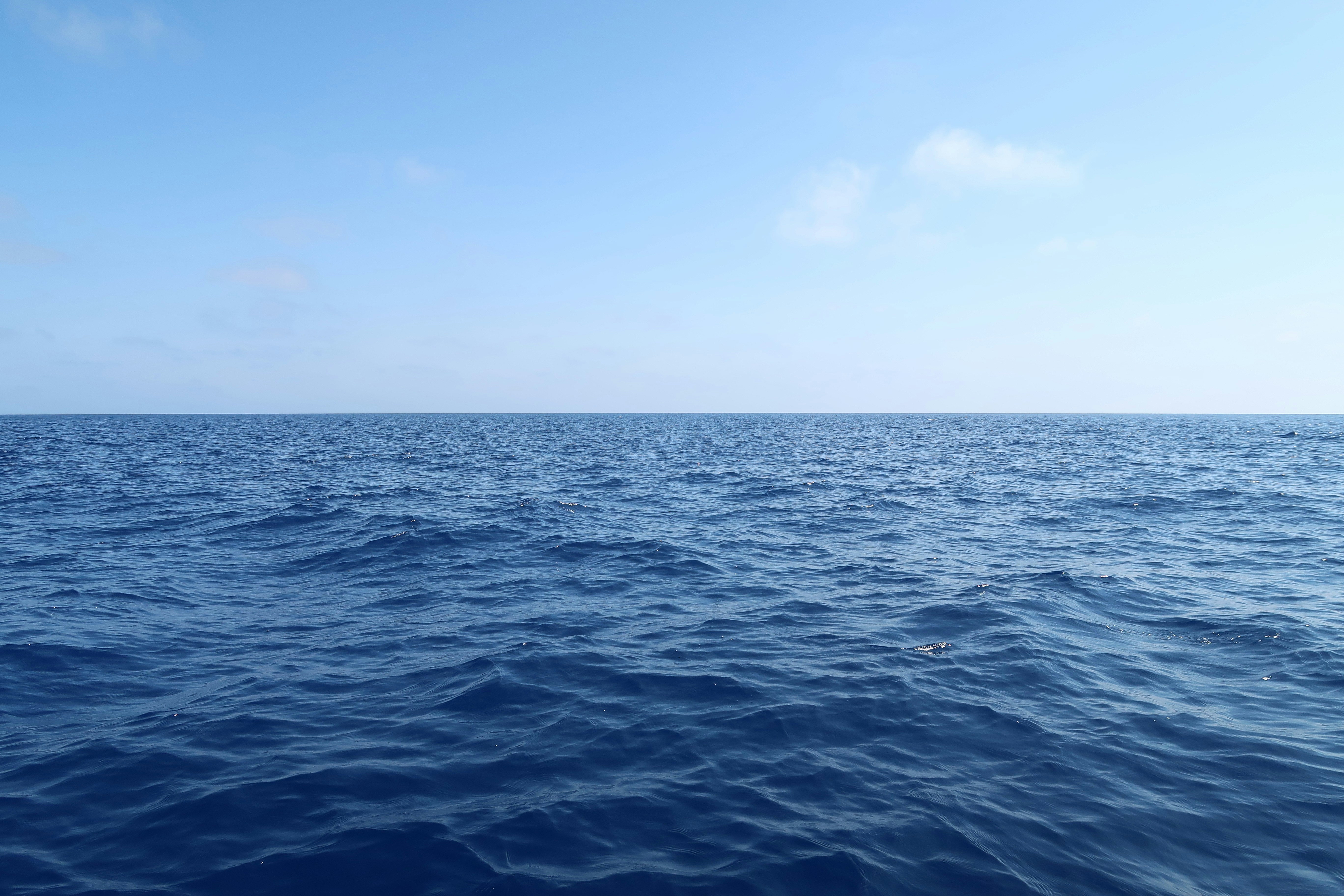 Horizon Quiet: Endless Ocean Under a Clear Sky