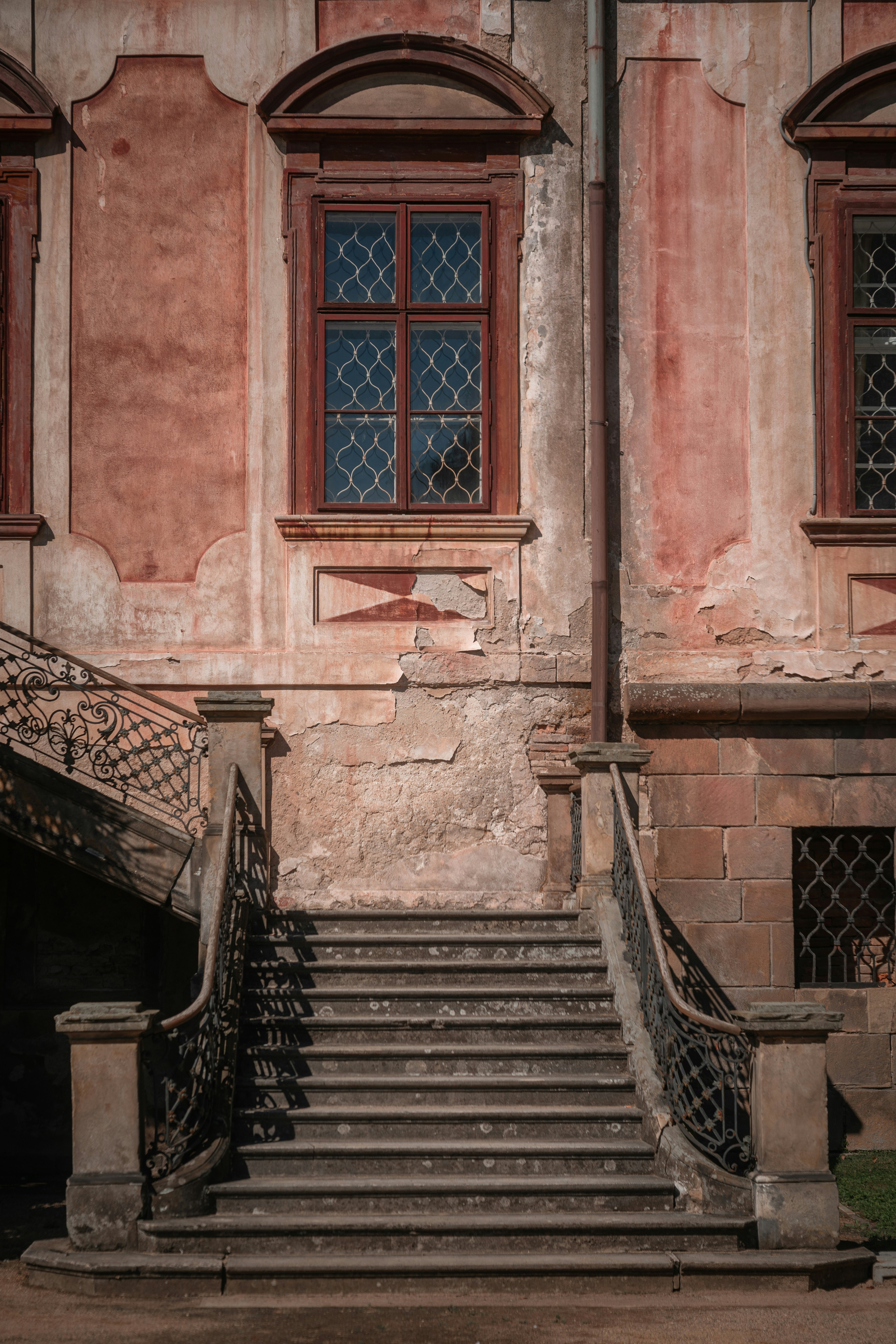 Cracked Facade and Stairs: Echoes of a Once-ornate Entrance