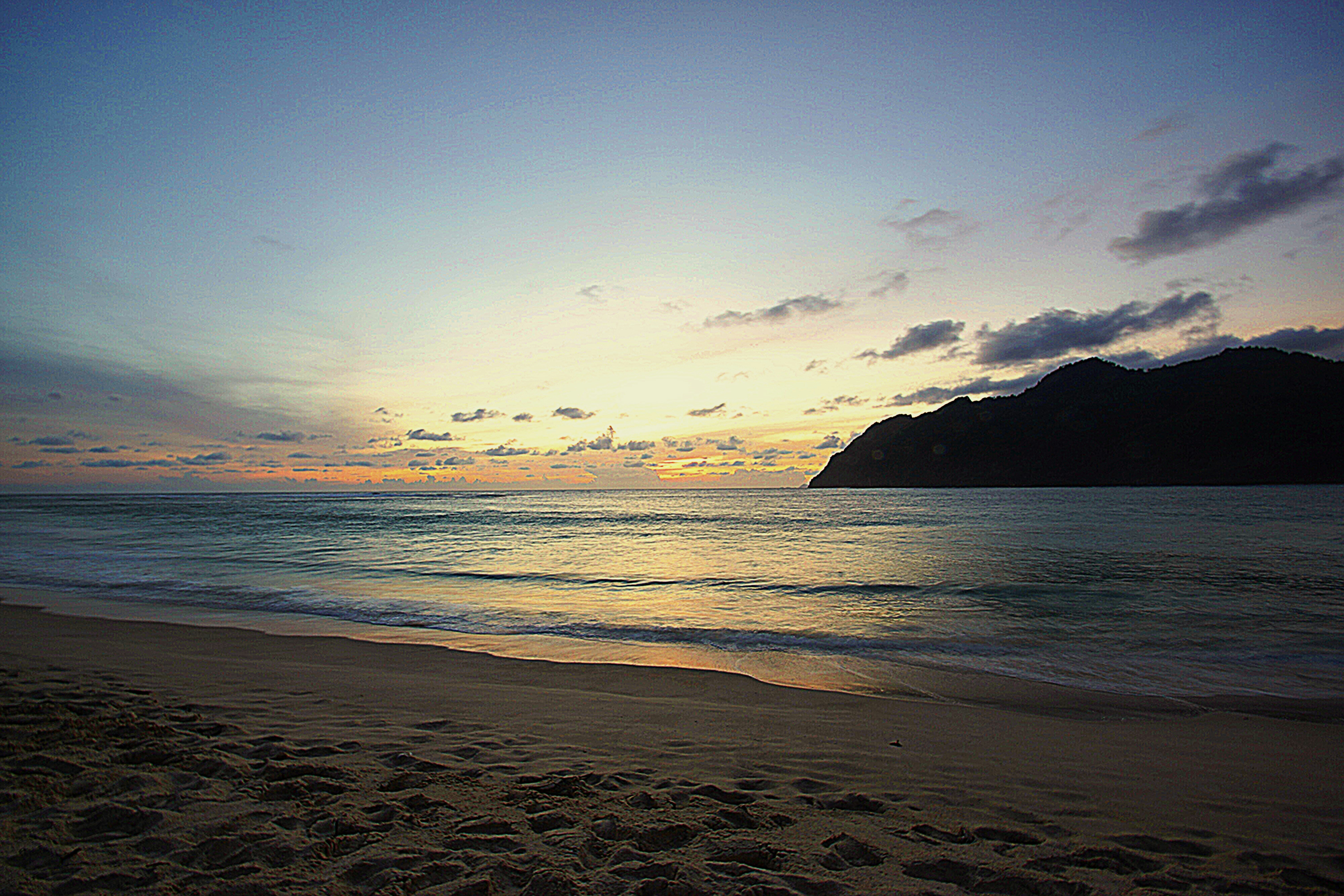 Amber Horizon: Sunset Quiet at the Shore