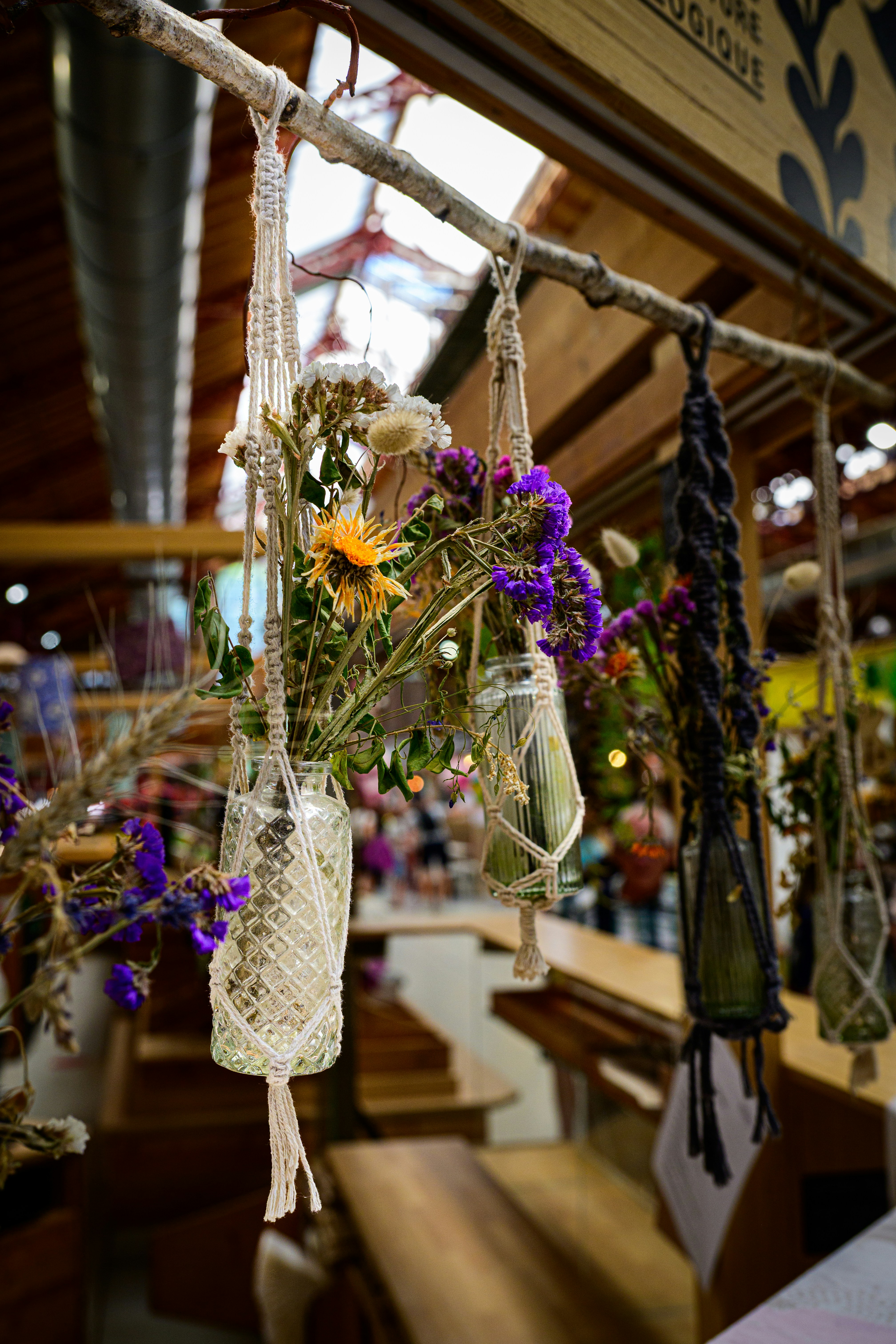 Blooming macramé vases: a rustic centerpiece in warm interior light