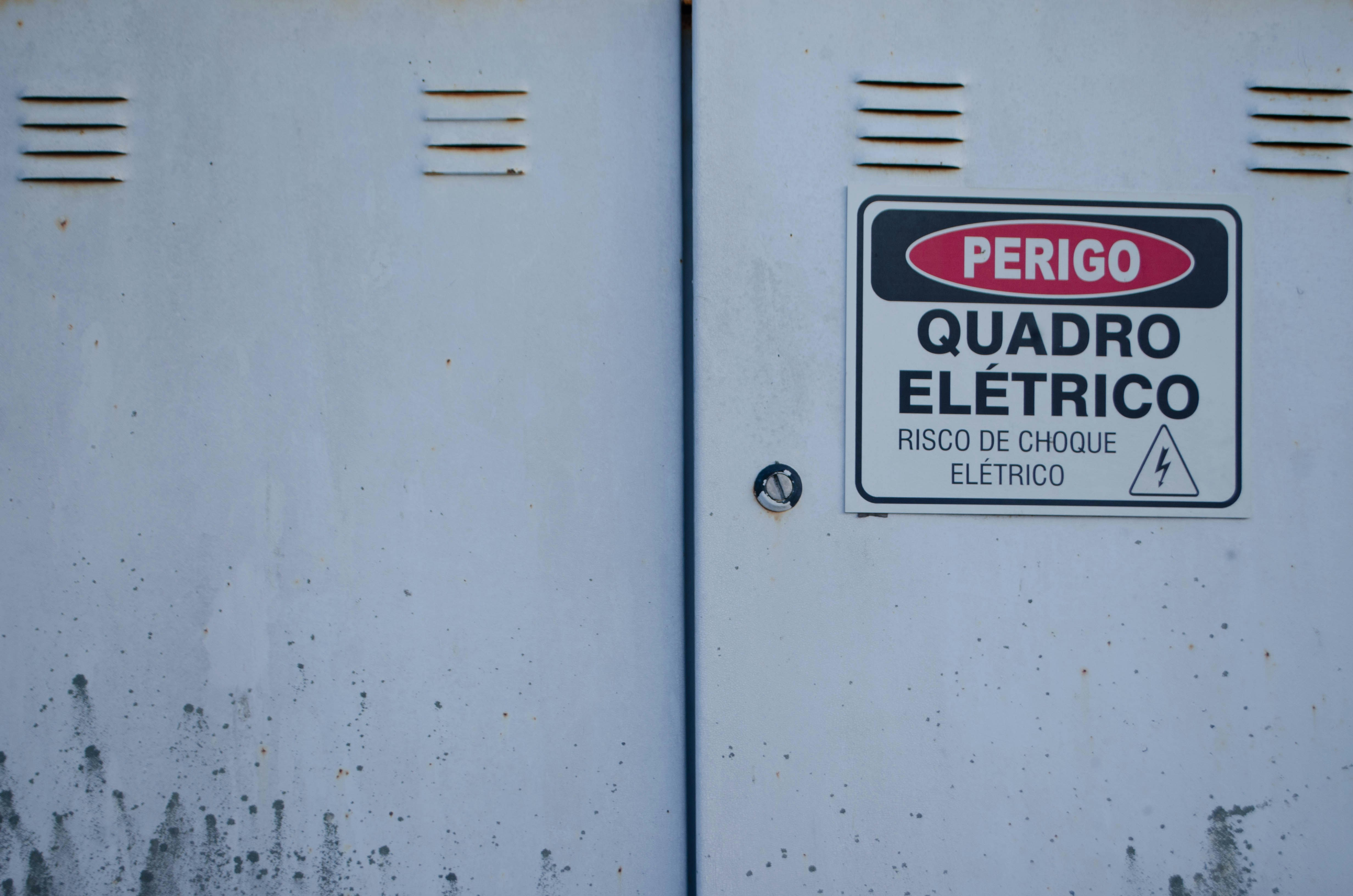 Electric Warning Panel: Weathered Steel Door with Perigo Sign