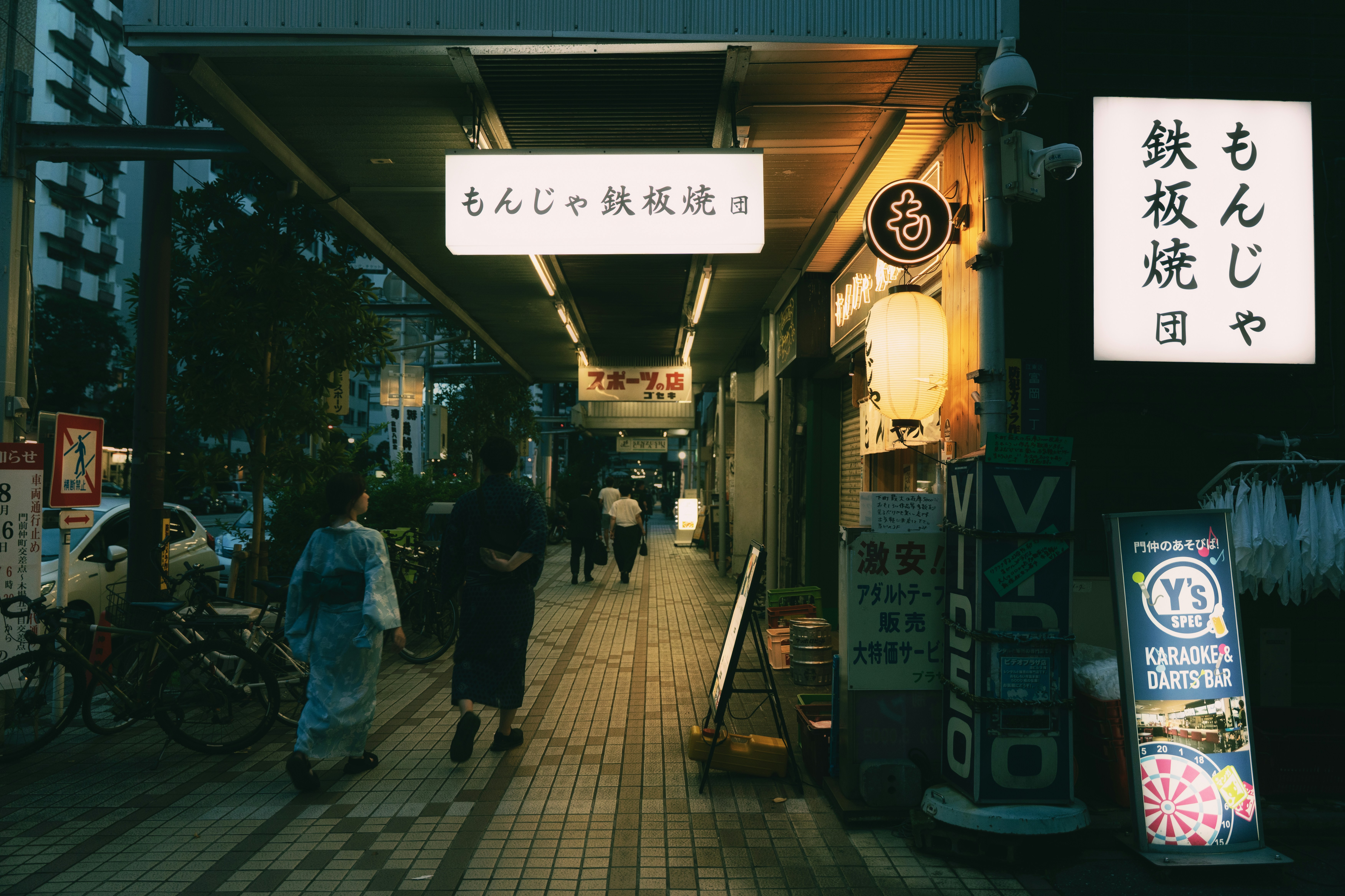 Night Walk Through a Tokyo Izakaya Lane