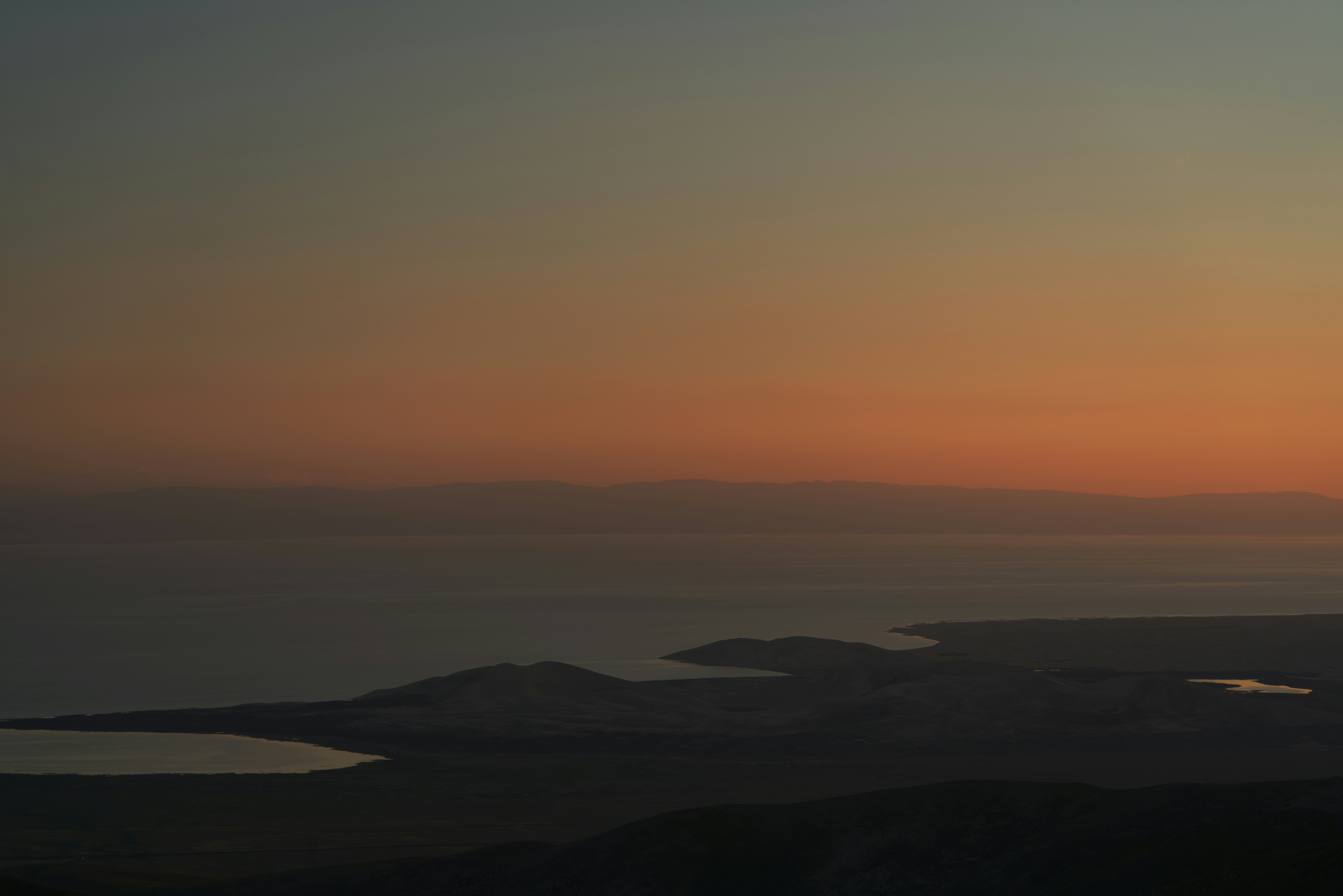 Silhouetted Horizon at Dusk: Quiet Coastal Range