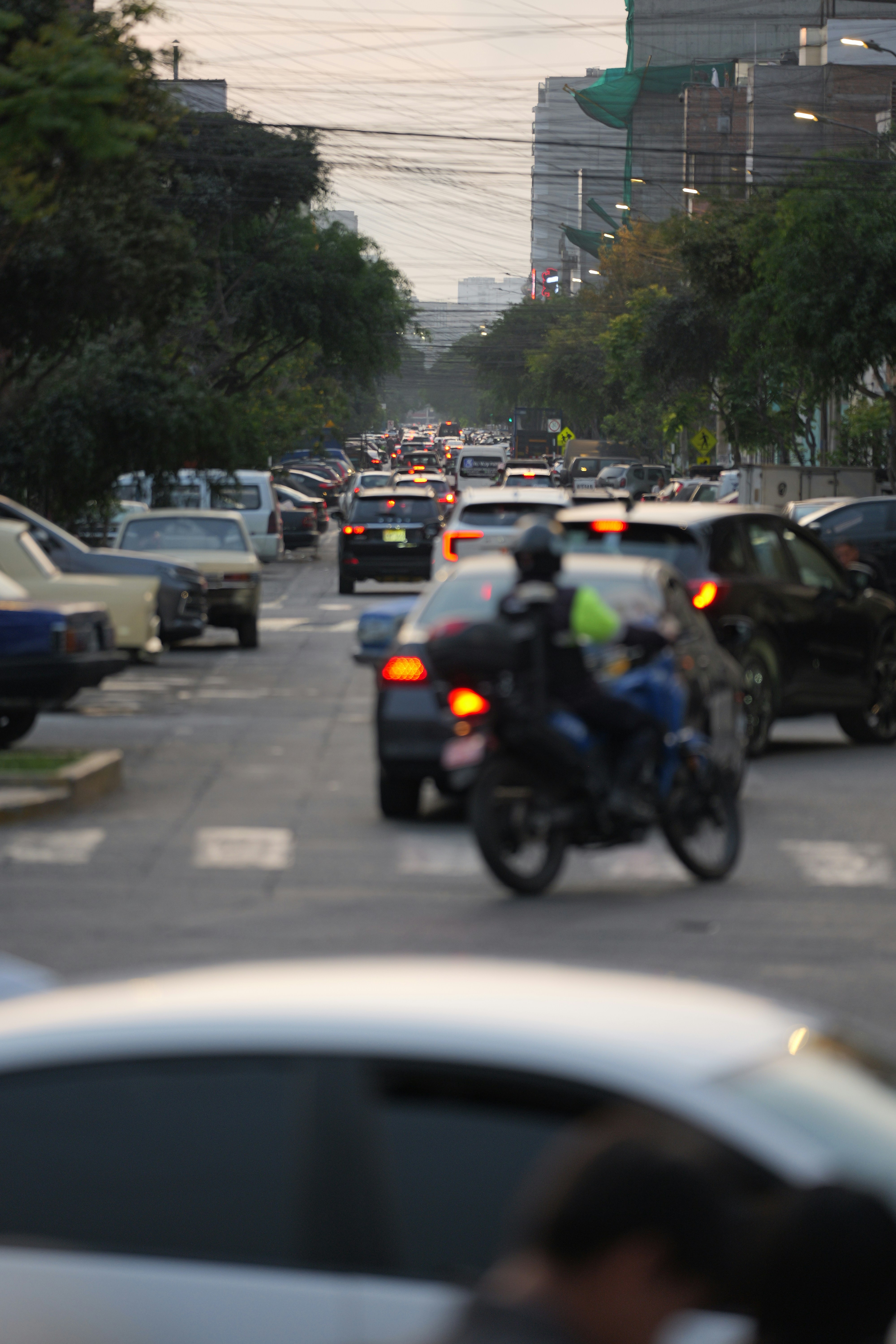 Rush Hour in Focus: A Side Street Portrait of City Motion