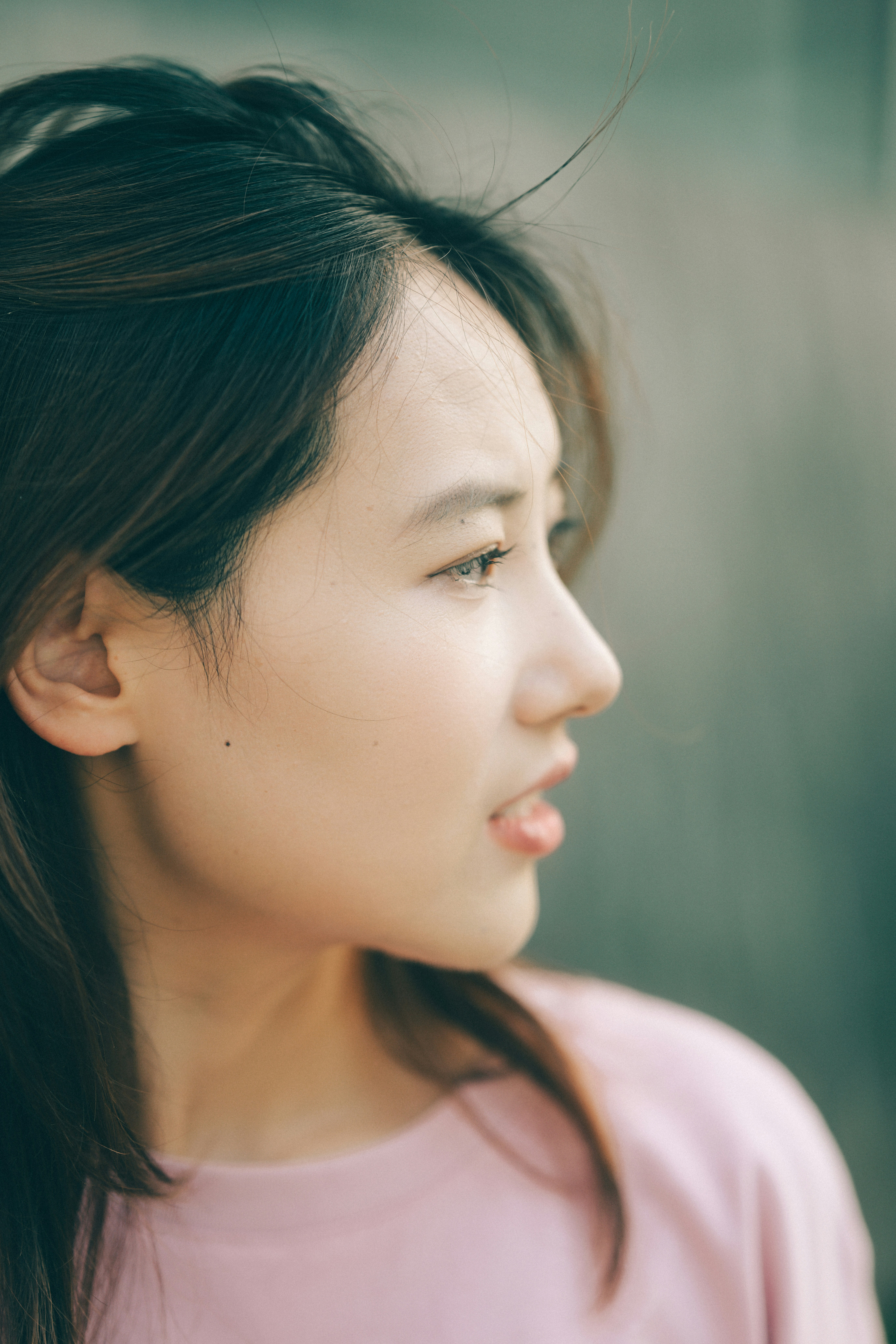 Profile in Soft Light: A Quiet Portrait of Focused Gaze