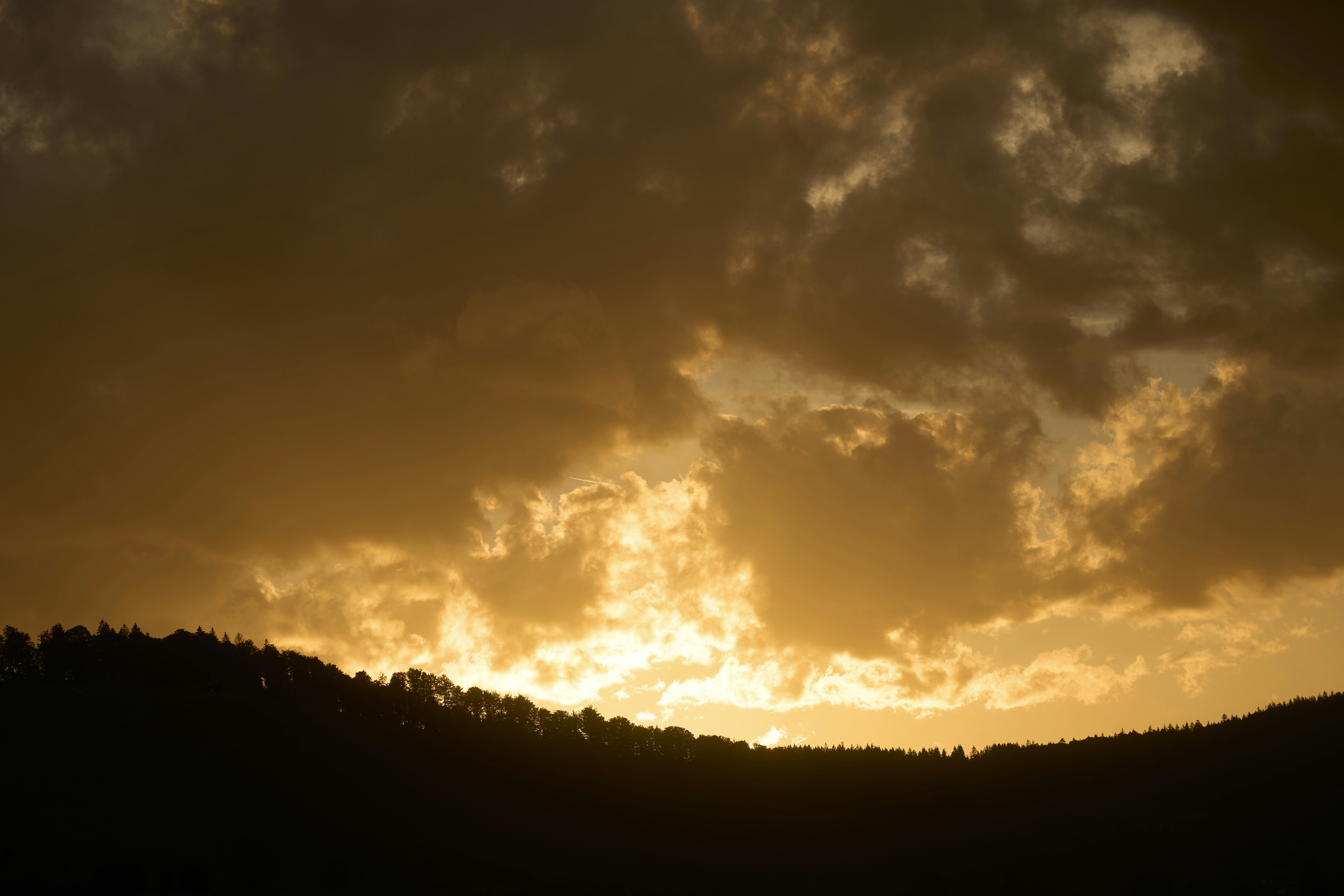 Silhouetted Horizon at Ember-Streaked Dusk