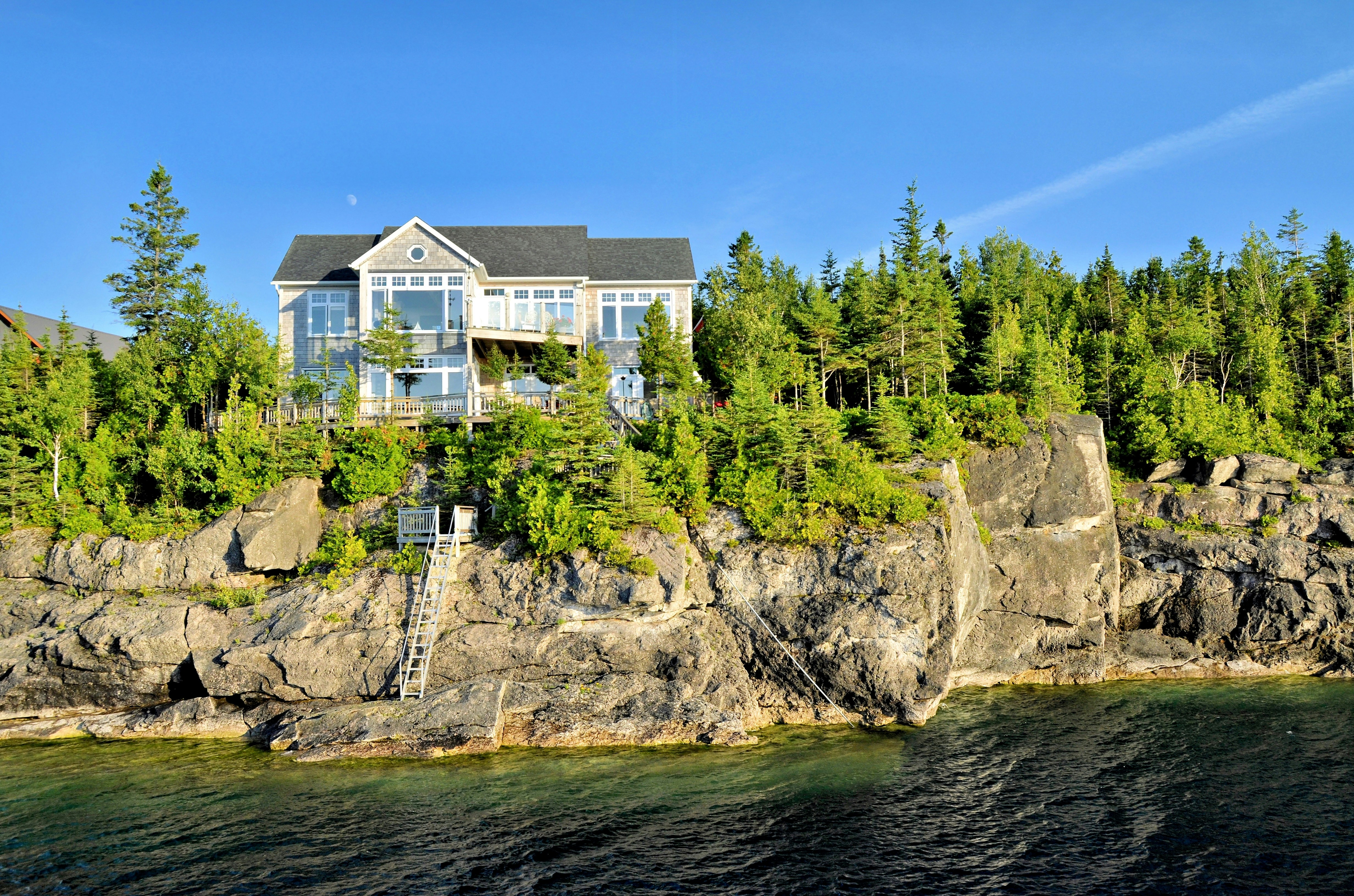 Lakeside Summit: A Coastal Estate Crowned by Pines