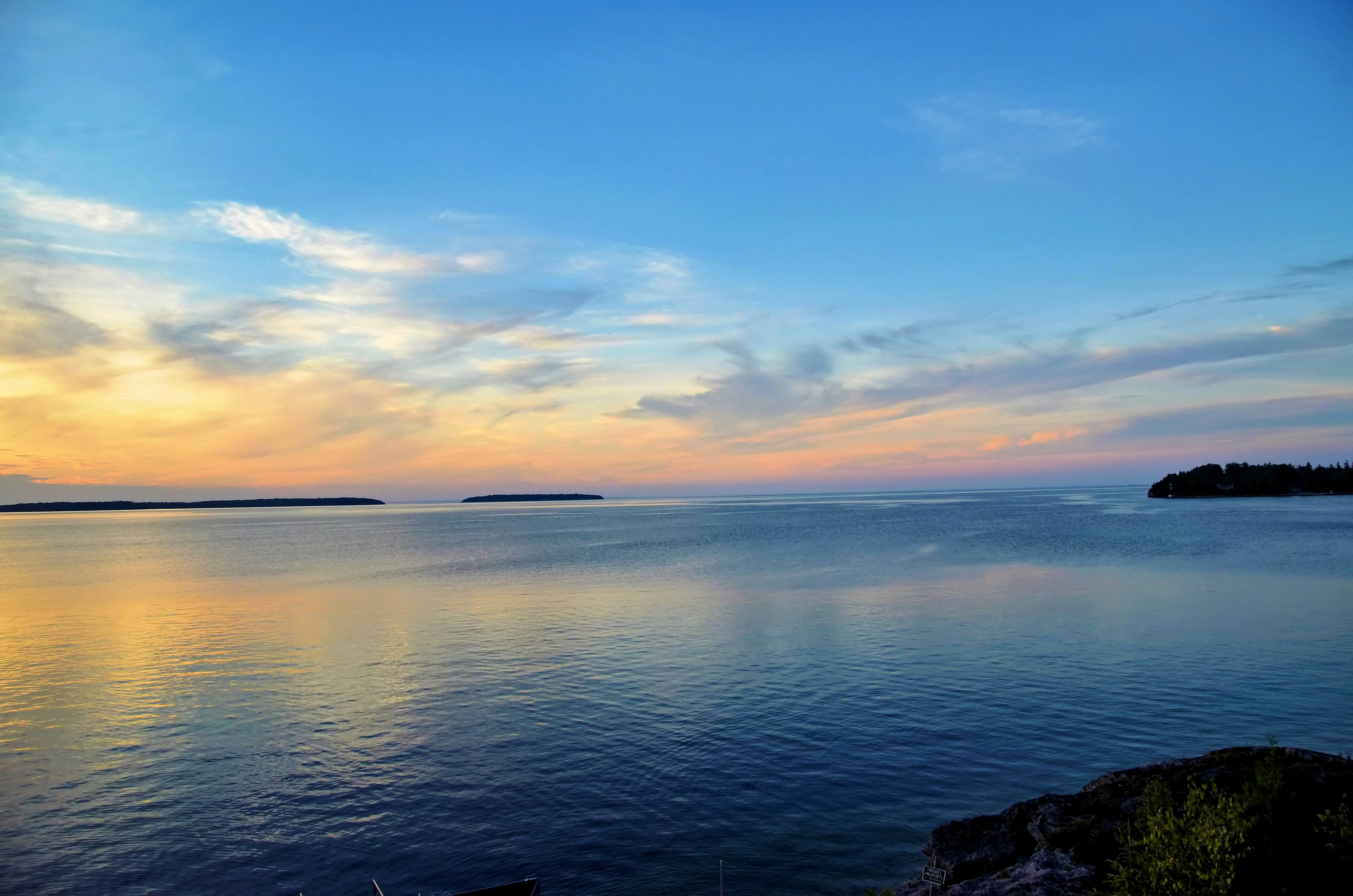 Horizon’s Quiet Gold: Sunset Over a Calm Sea