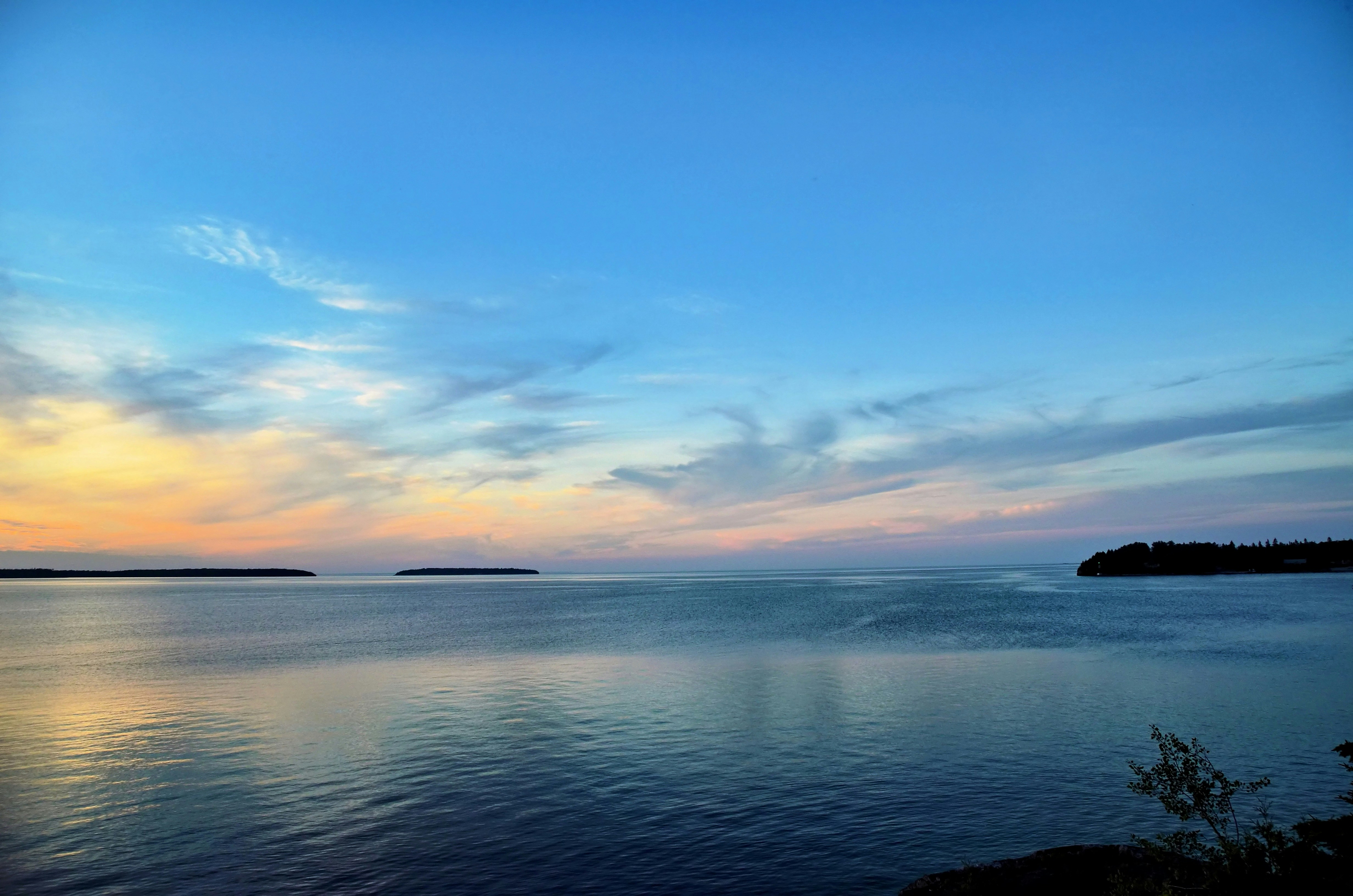 Horizon at Dusk: Quiet Sea Under Expanding Sky