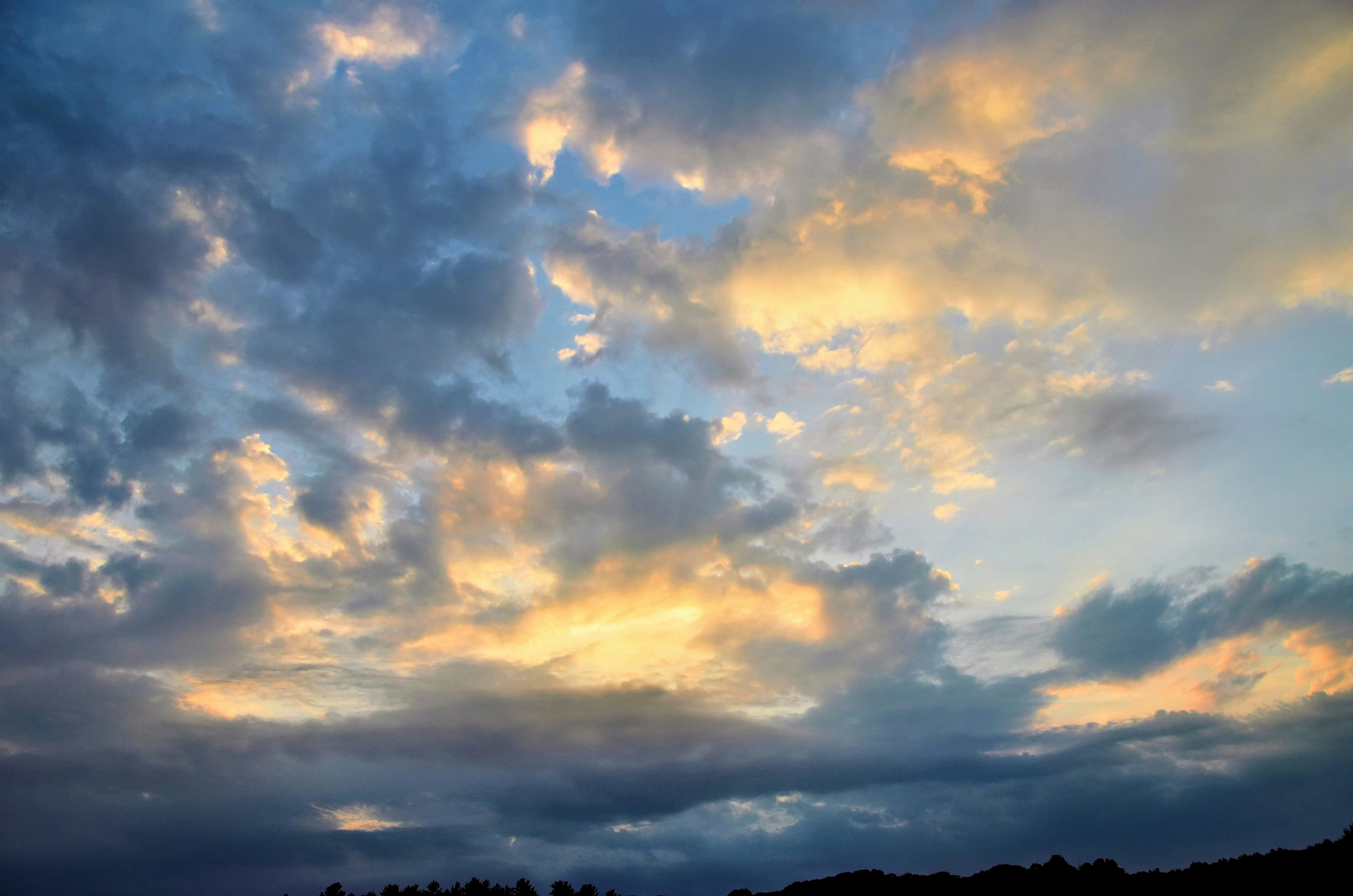 Dawn‑Toned Skylet: Soft Clouds Above a Silent Horizon