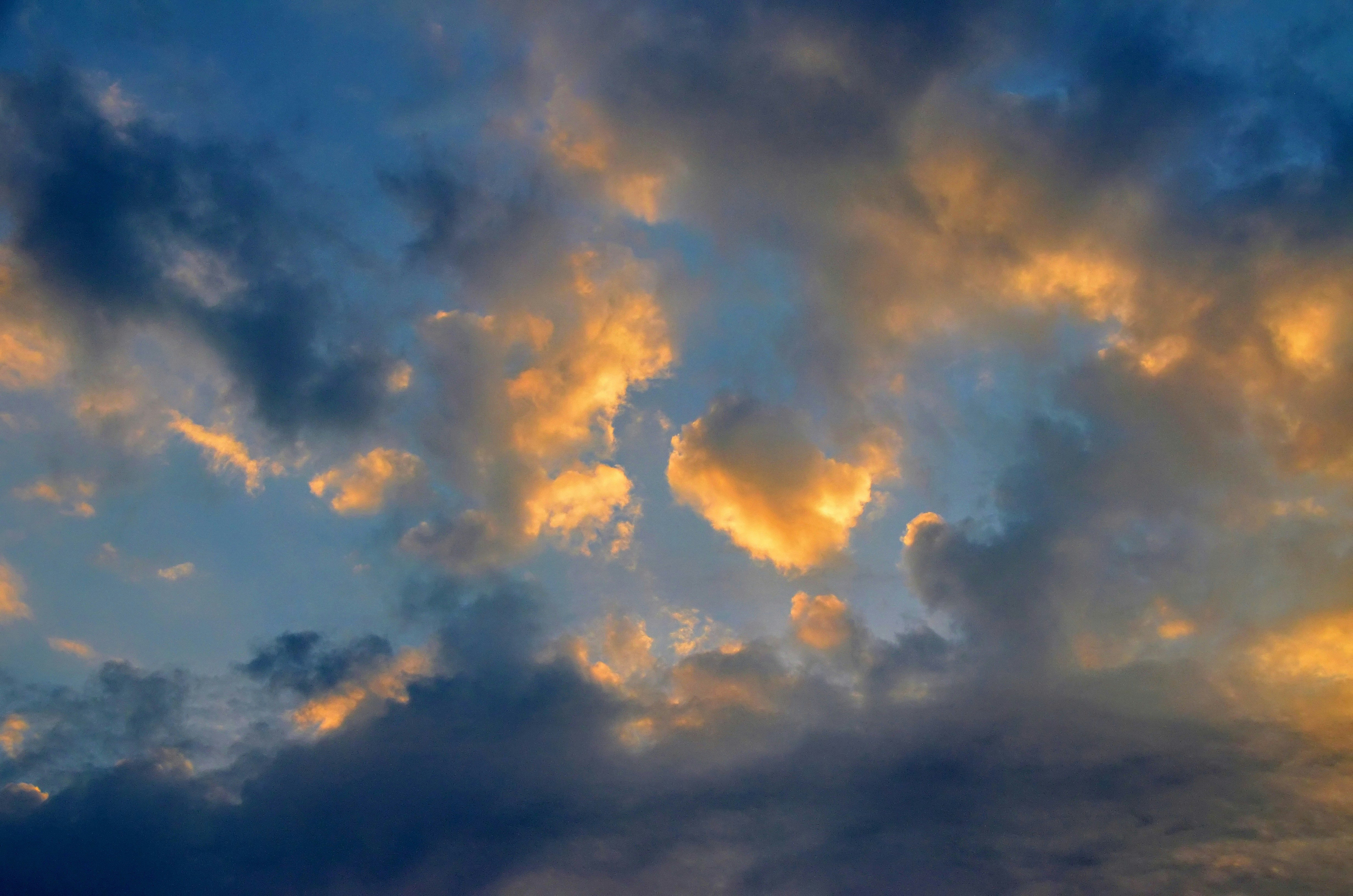 Golden-Edge Clouds at Dusk: A Quiet Sky Moment
