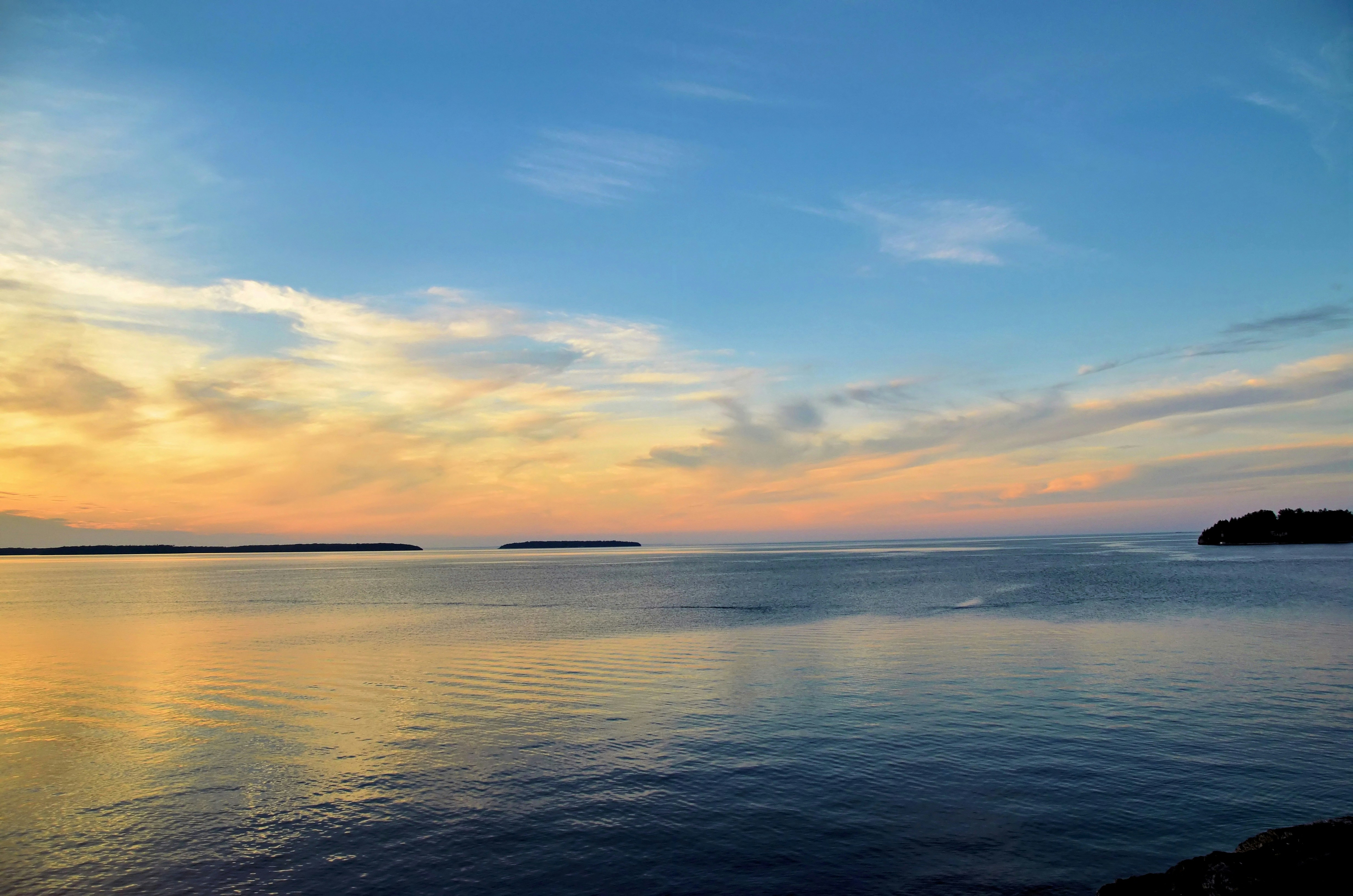 Dusk at the Quiet Sea: Gentle Light Across Calm Waters