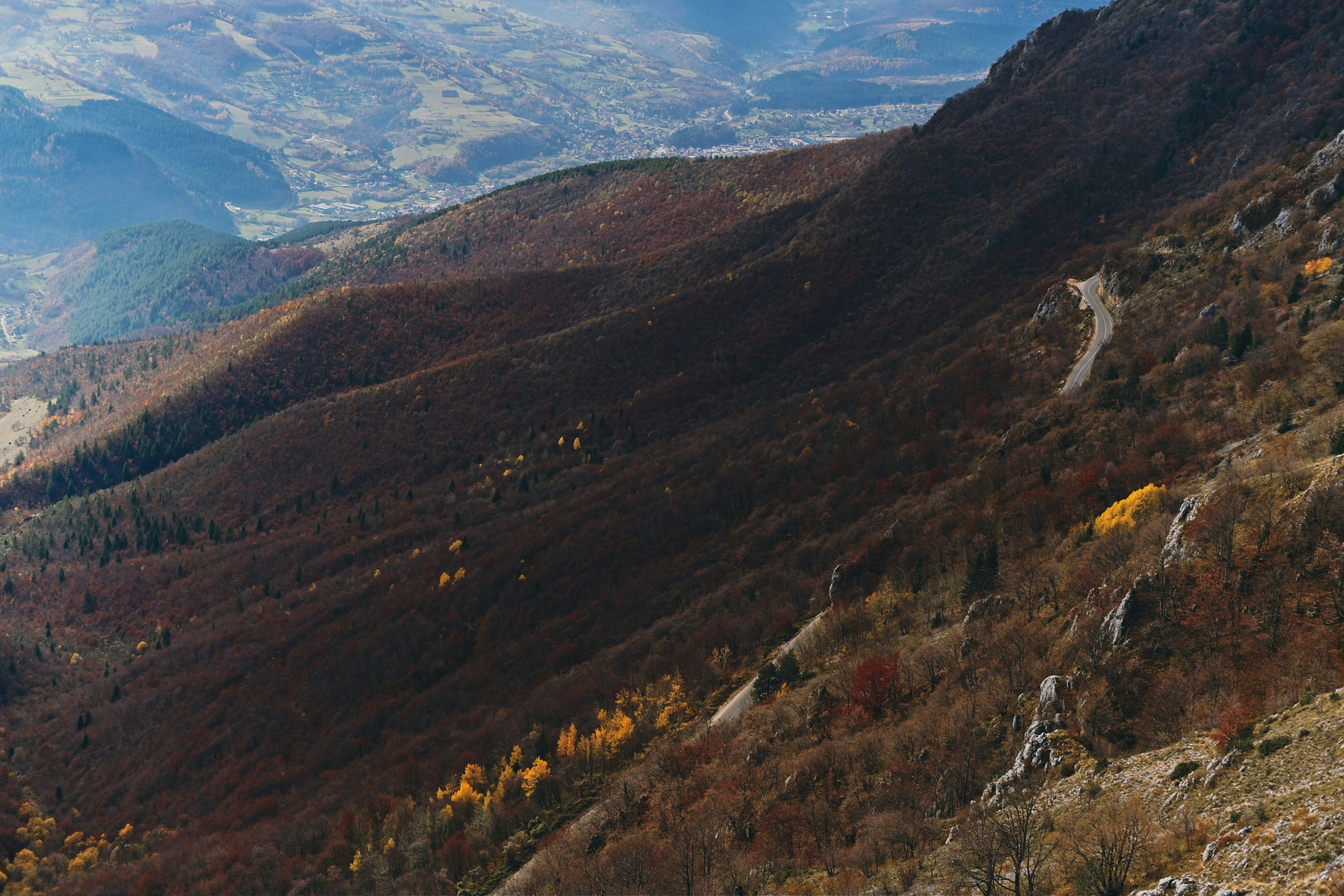 Autumn Ridge: A Quiet Scale of Mountain Paths
