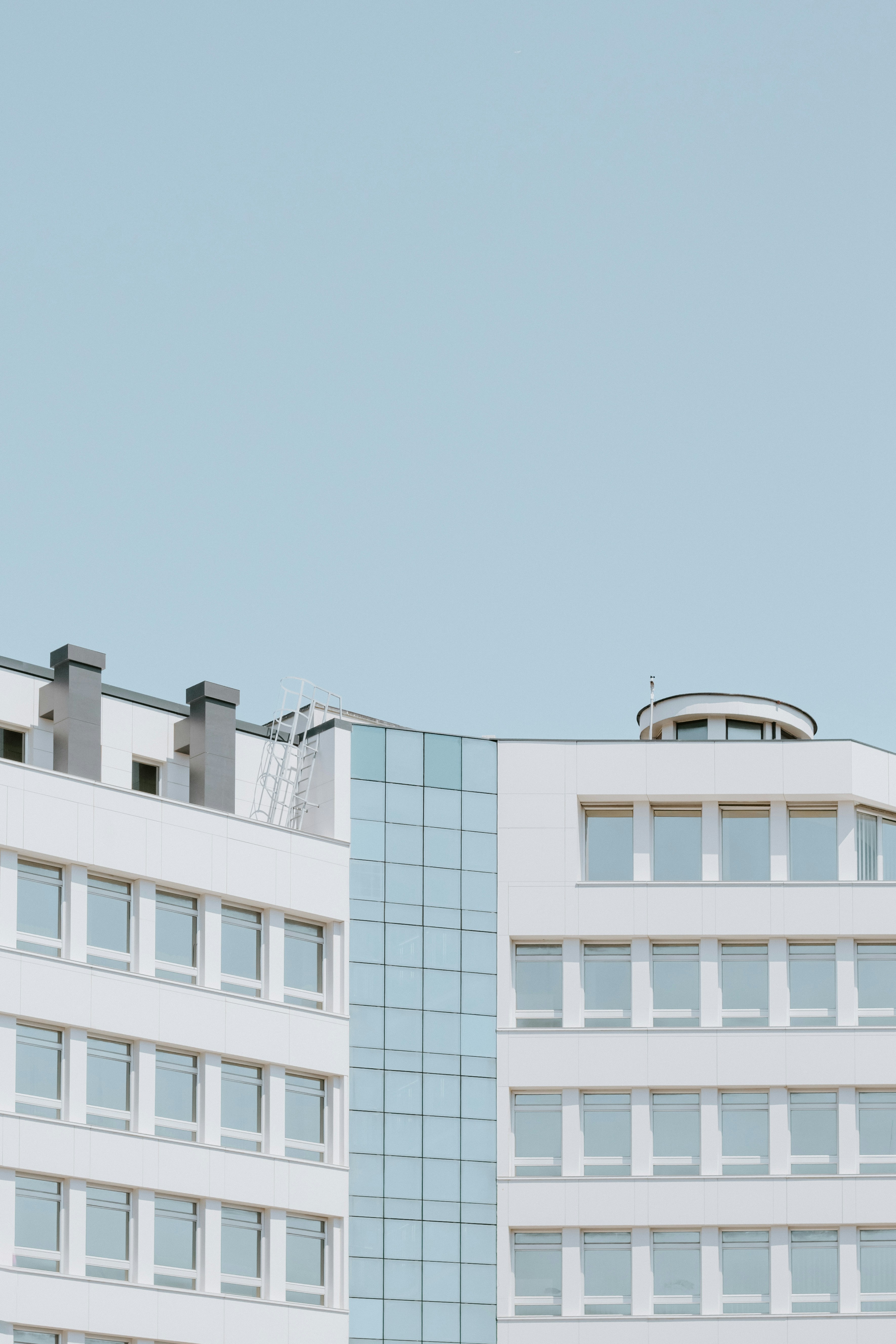 Architectural Horizon: A Sky-Above-Glass Facade