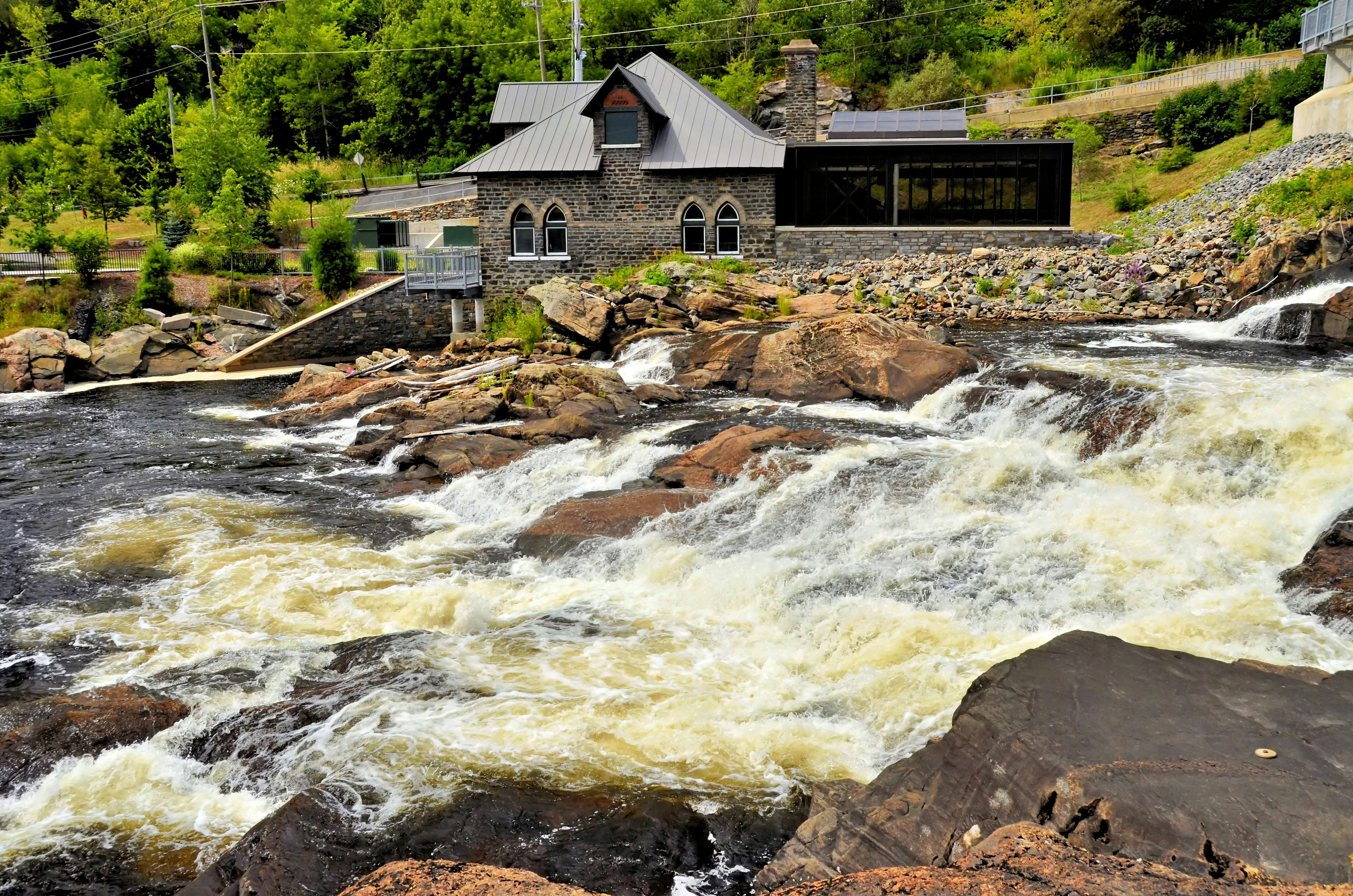 Riverside Retreat: Cozy Stone House Overlooking Rough Waters