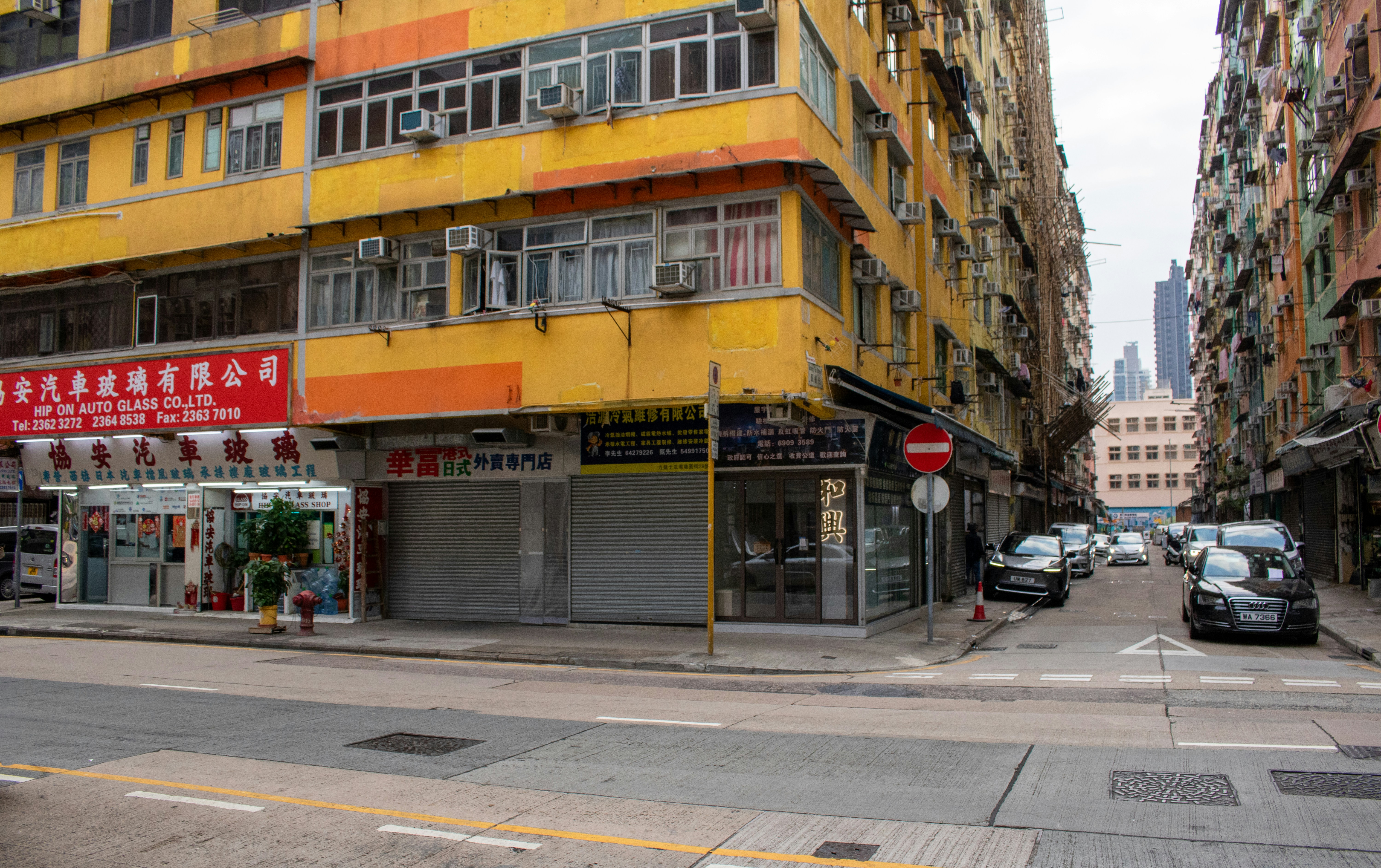 Corner Storefronts Under a Sunlit Chinese Street
