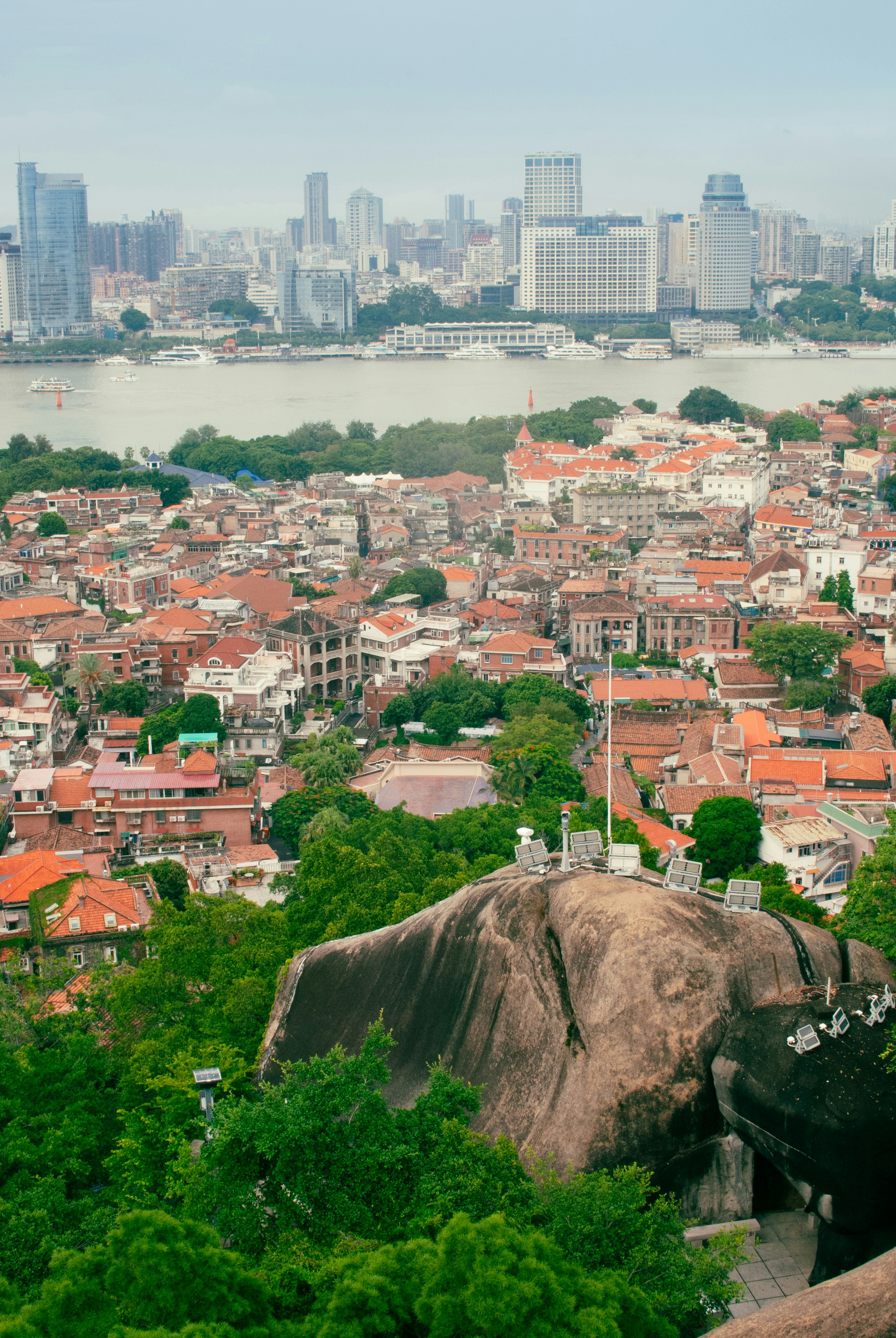 From Granite to Glass: Hillside Homes Framing a Riverside Metropolis