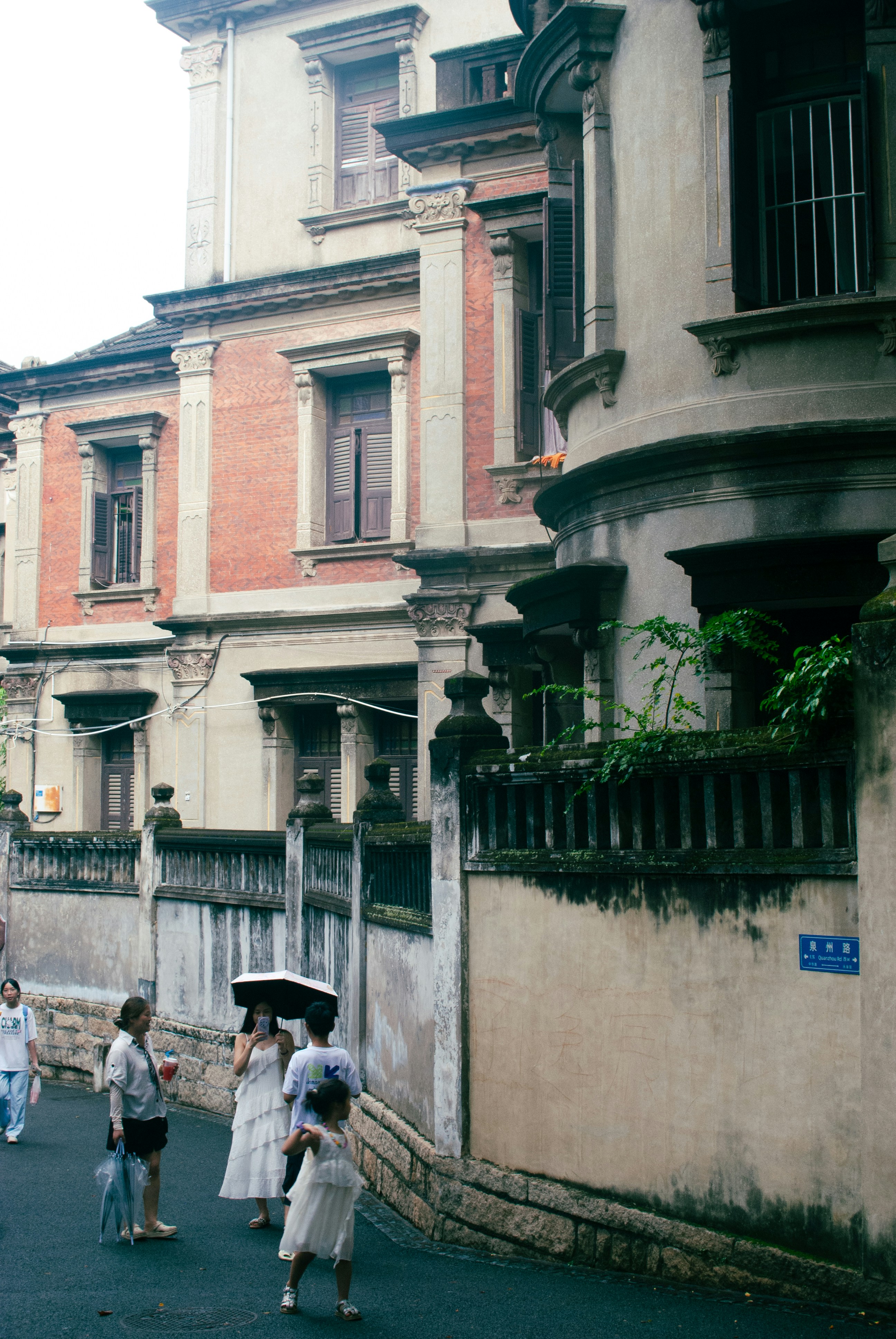 Architectural Quiet: Neighbors and Neonane Facades