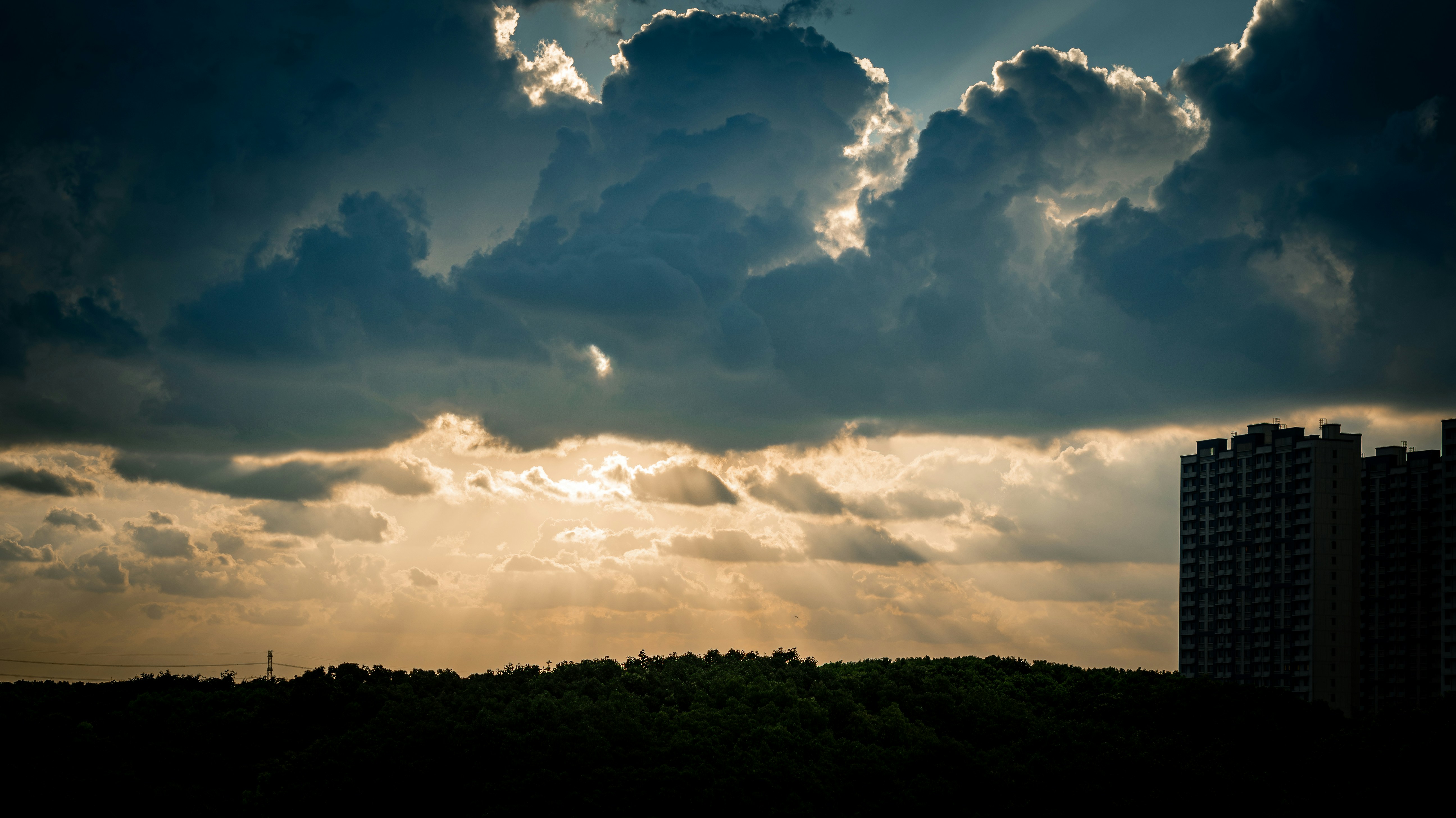 Rays Break Through: Dusk Over a Quiet Horizon