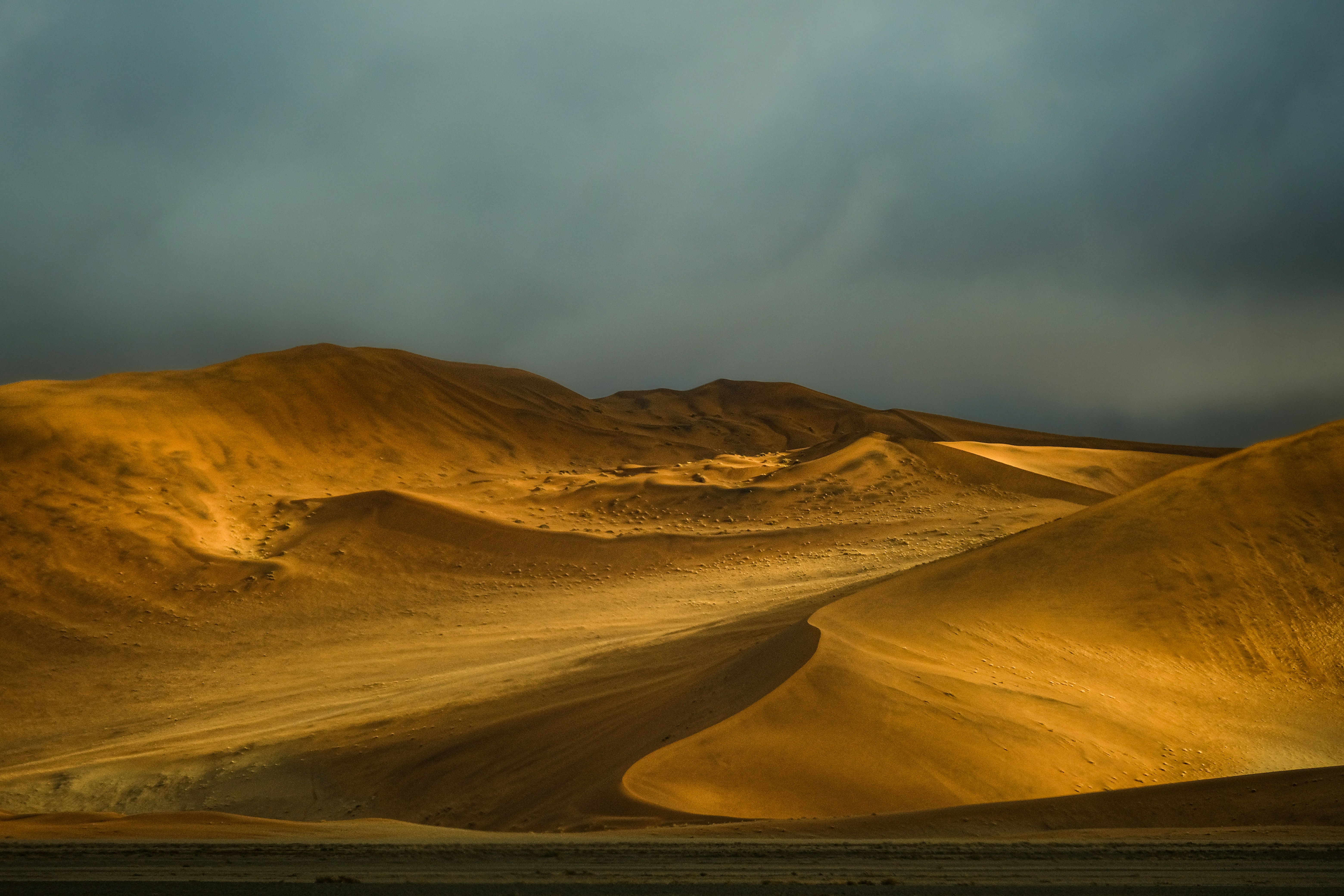 Golden Dunes at Dusk: A Quiet Horizon