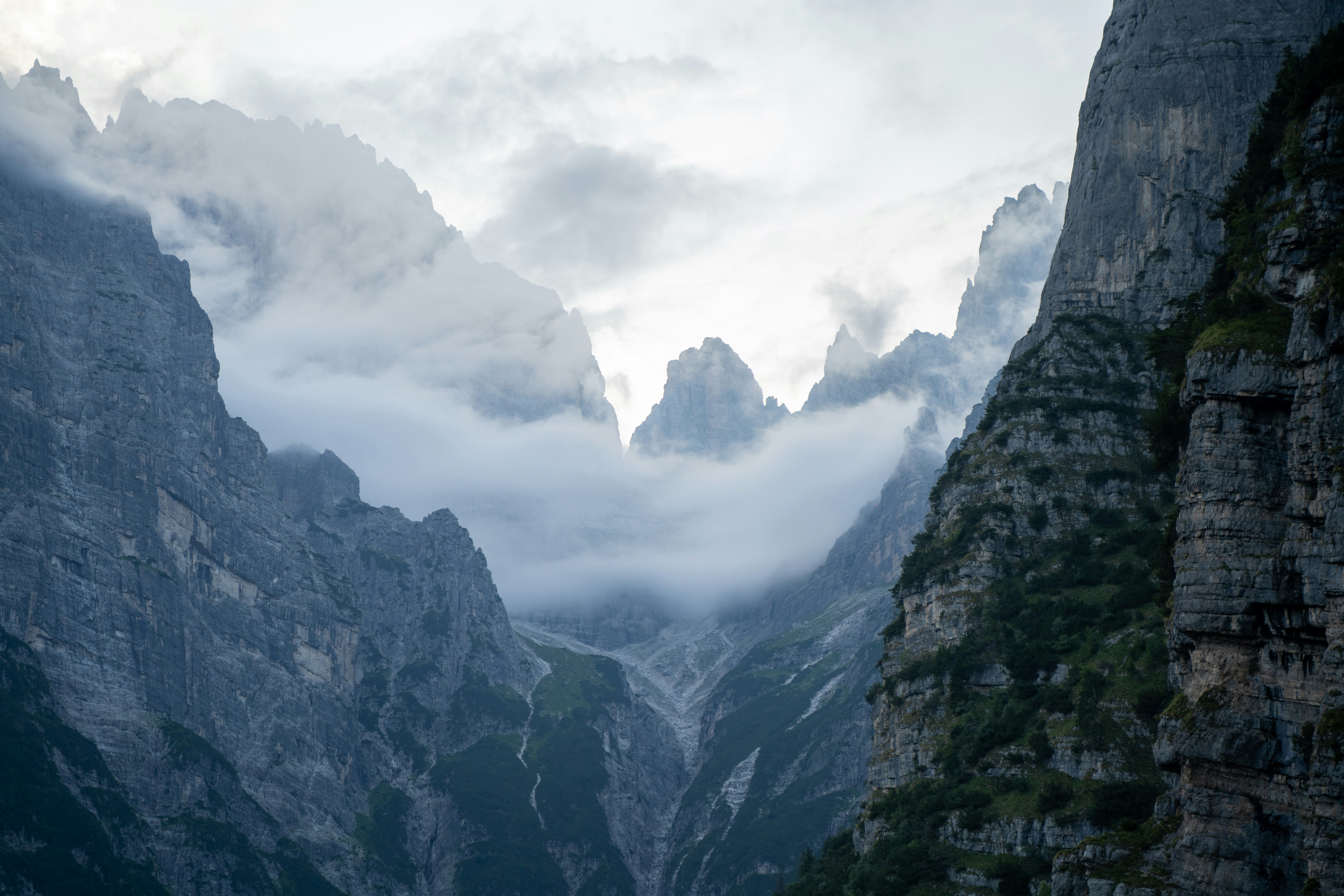Mist-enshrouded Crests Between Guarding Peaks
