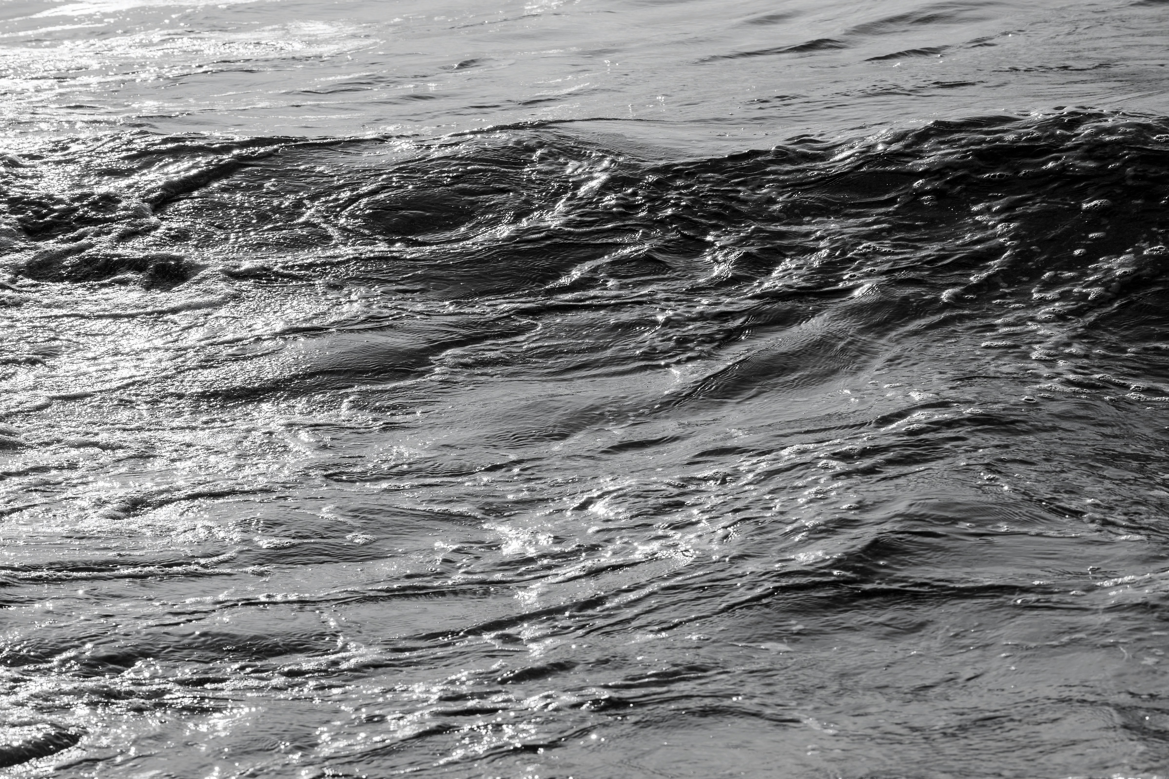Glinting Waves: A Monochrome study of Ripples and Light