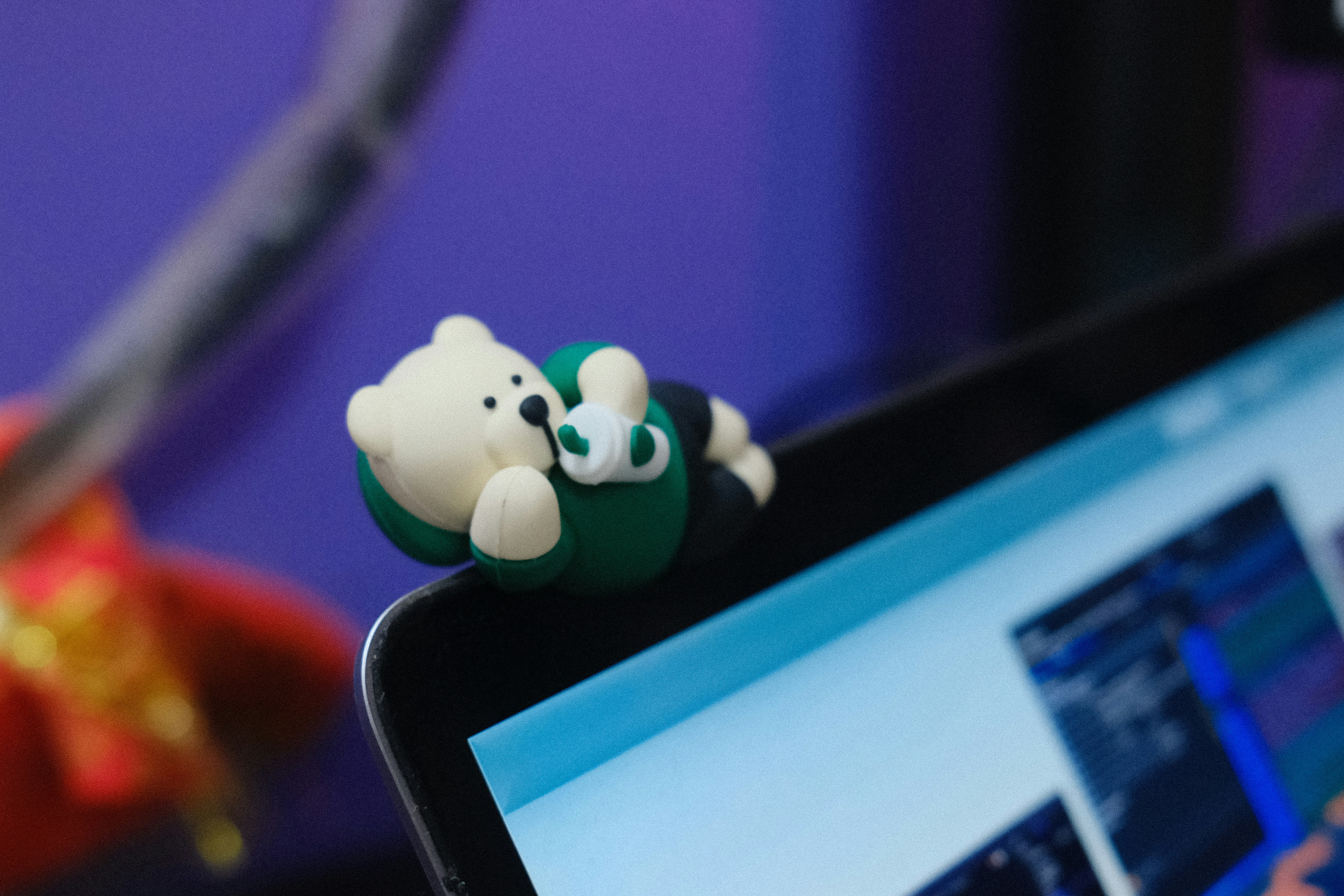Tiny Bear, Big Screen: A Plush Bookmark on a Laptop Edge