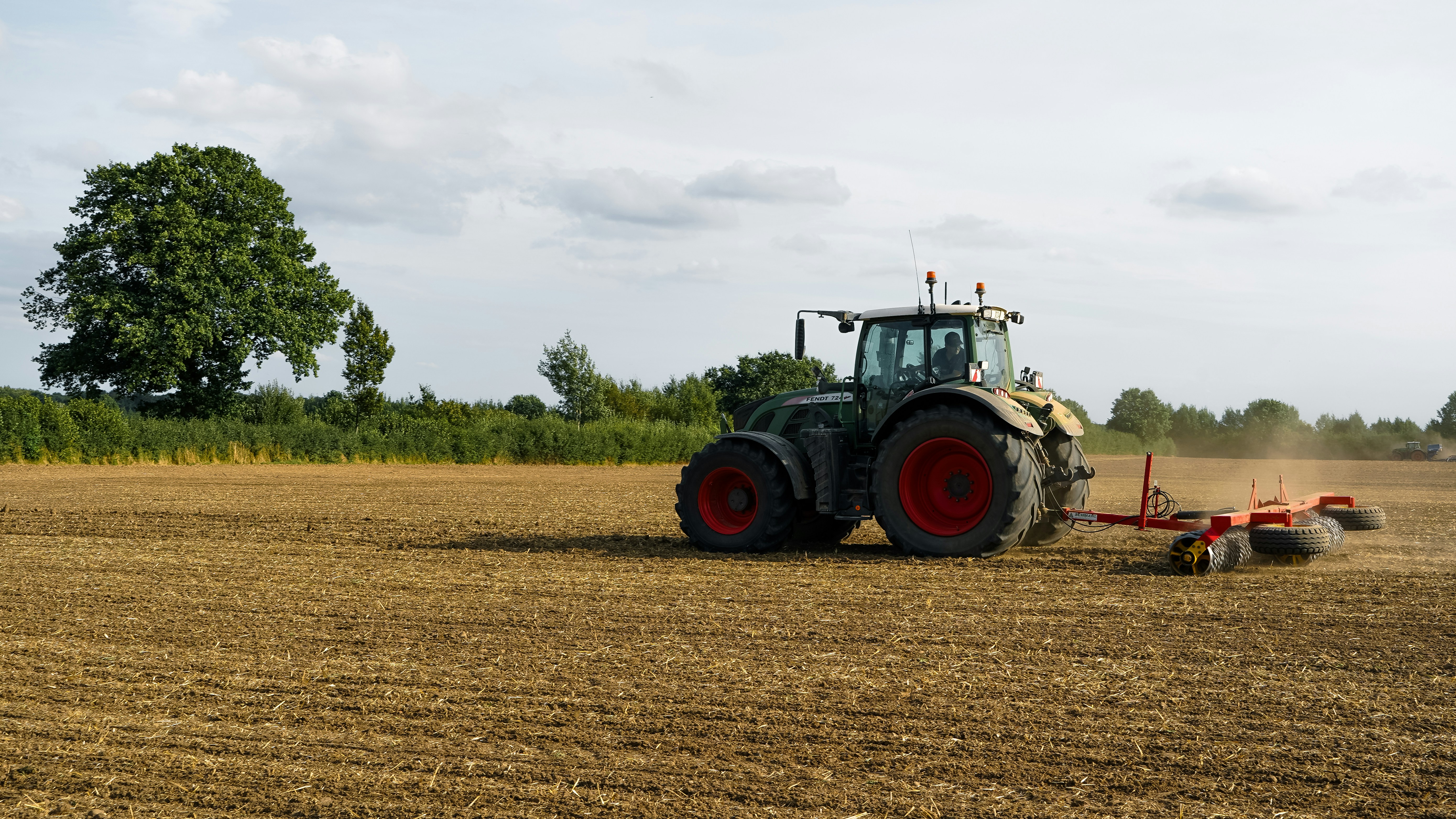 Harvesting Grip: A Tractor Tows the Field Forward